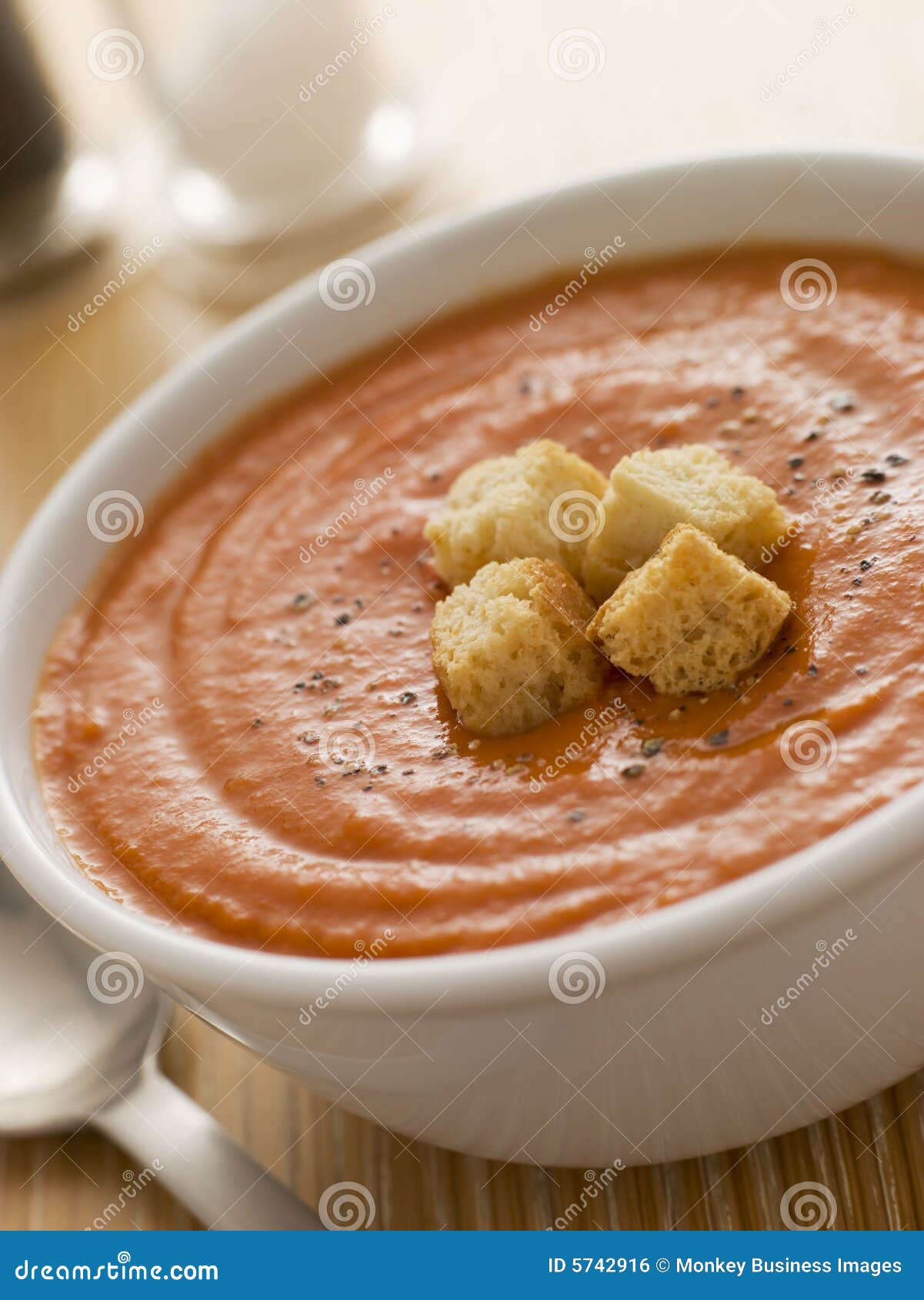 Kom De Soep Van De Tomaat Met Croutons Stock Foto - Image of potlood ...