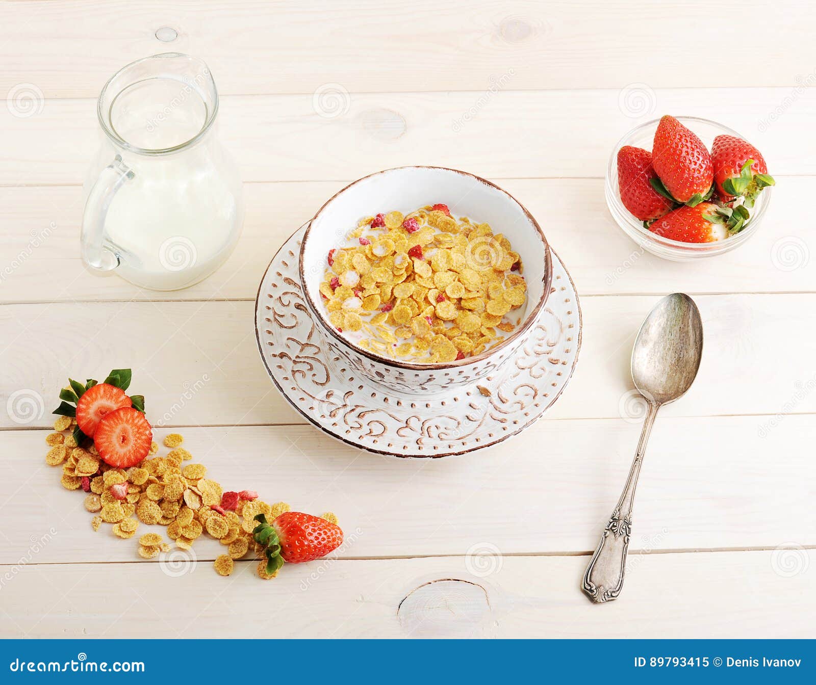 Kom Met Cornflakes En Aardbeien Met Melk Stock Afbeelding - Image of snack, macro: 89793415