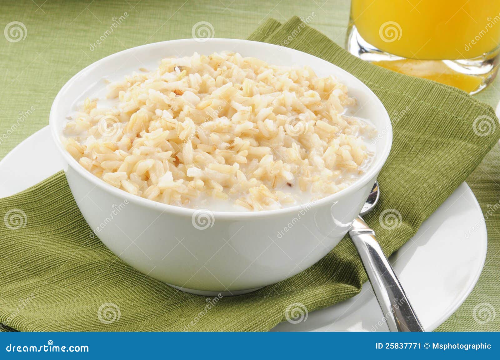 Kom Ongepelde Rijst Met Melk Stock Afbeelding - Image of gezond ...