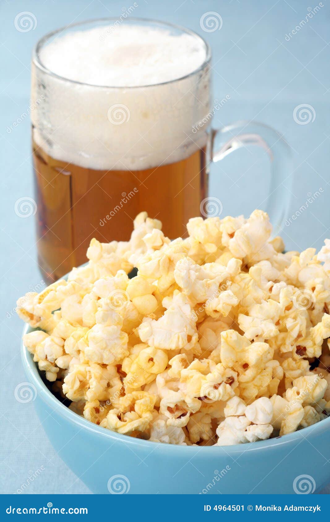 Kom popcorn en bier stock afbeelding. Image of ontspanning - 4964501
