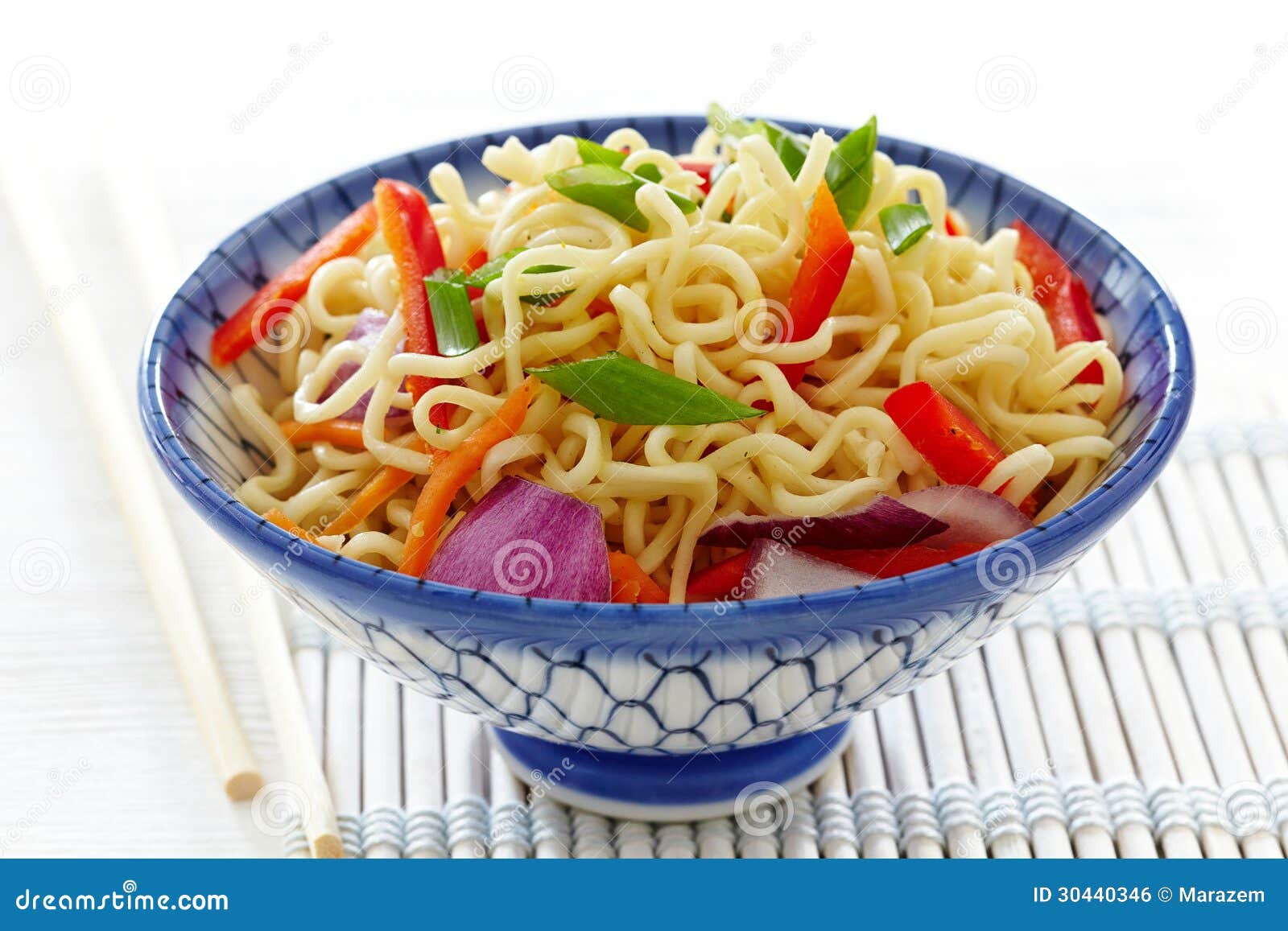 Kom Van Chinese Noedels Met Groenten Stock Foto - Image of koken ...