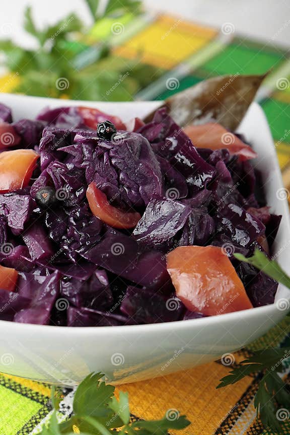 Kom Van Gestoofde Rode Kool Stock Afbeelding - Image of baai, geel ...