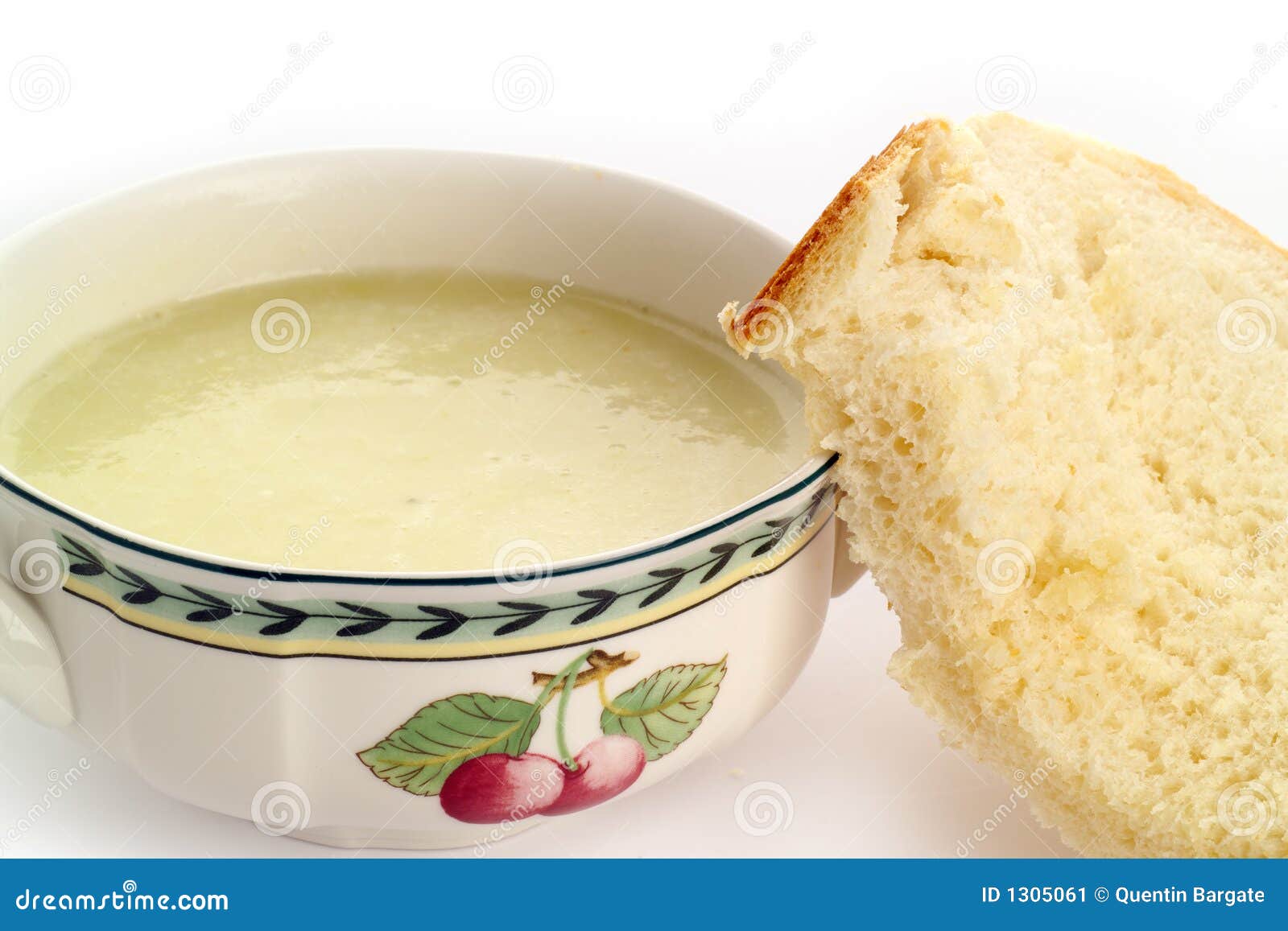 Kom verse soep met brood stock afbeelding. Image of maaltijd - 1305061