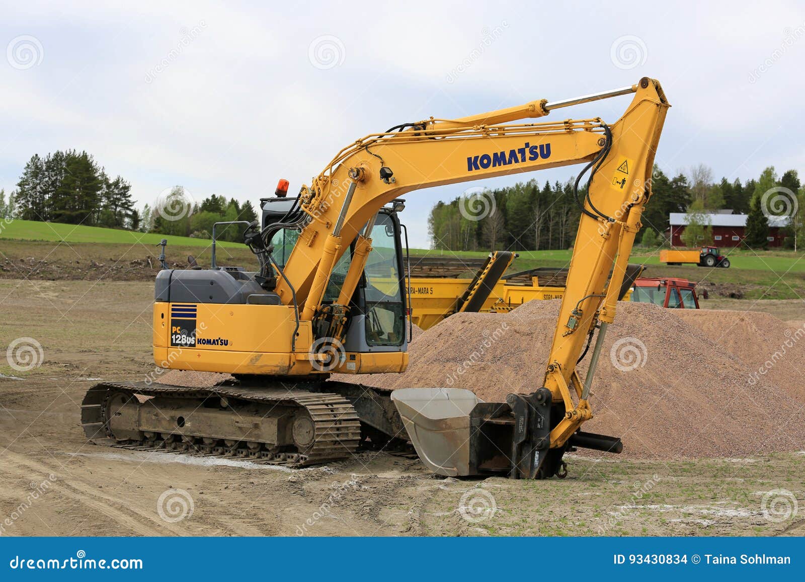KOMATSU-Hydraulikbagger Auf Arbeits-Standort Redaktionelles Stockbild ...