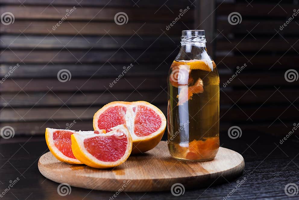 Kombucha con el pomelo foto de archivo. Imagen de fresco - 112001666
