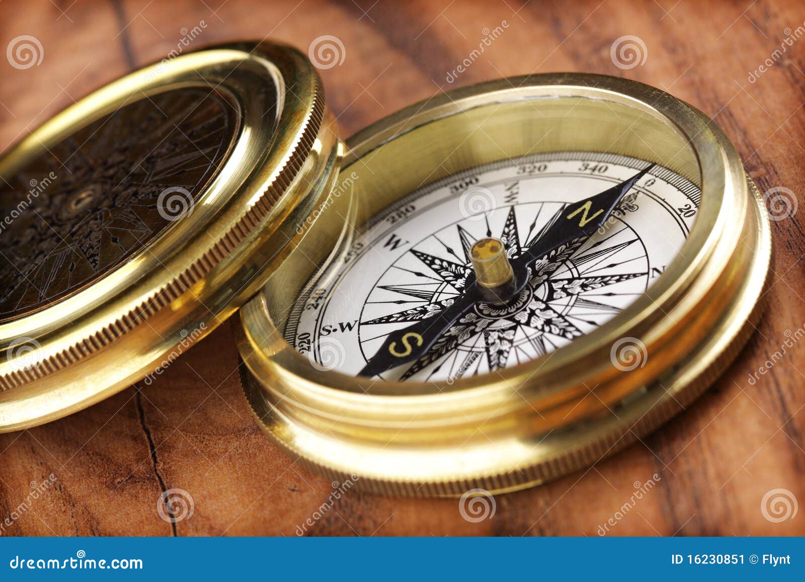 Kompas obraz stock. Obraz złożonej z kolor, przygoda - 16230851