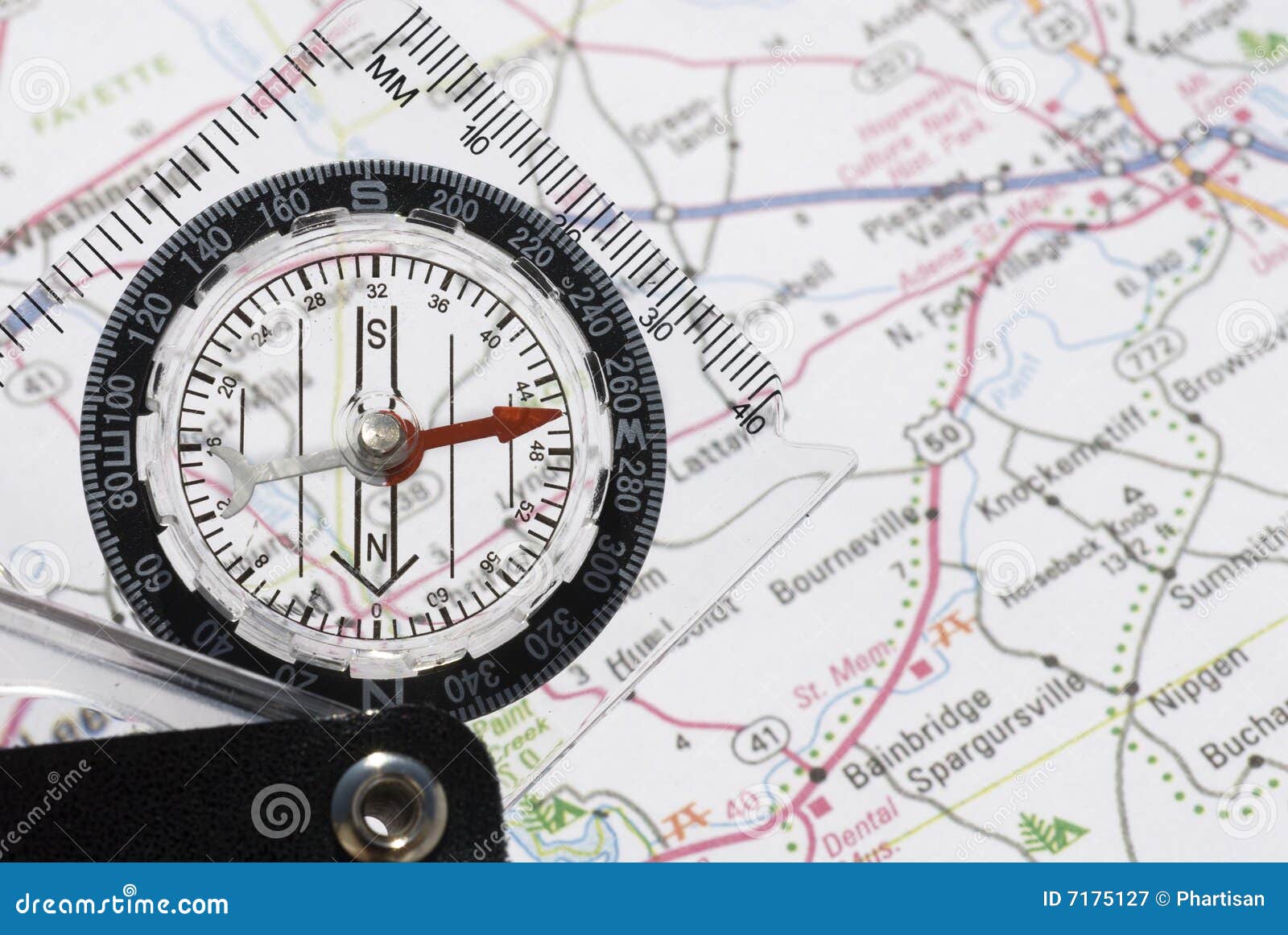 Kompas en kaart stock afbeelding. Image of kaart, spoor - 7175127