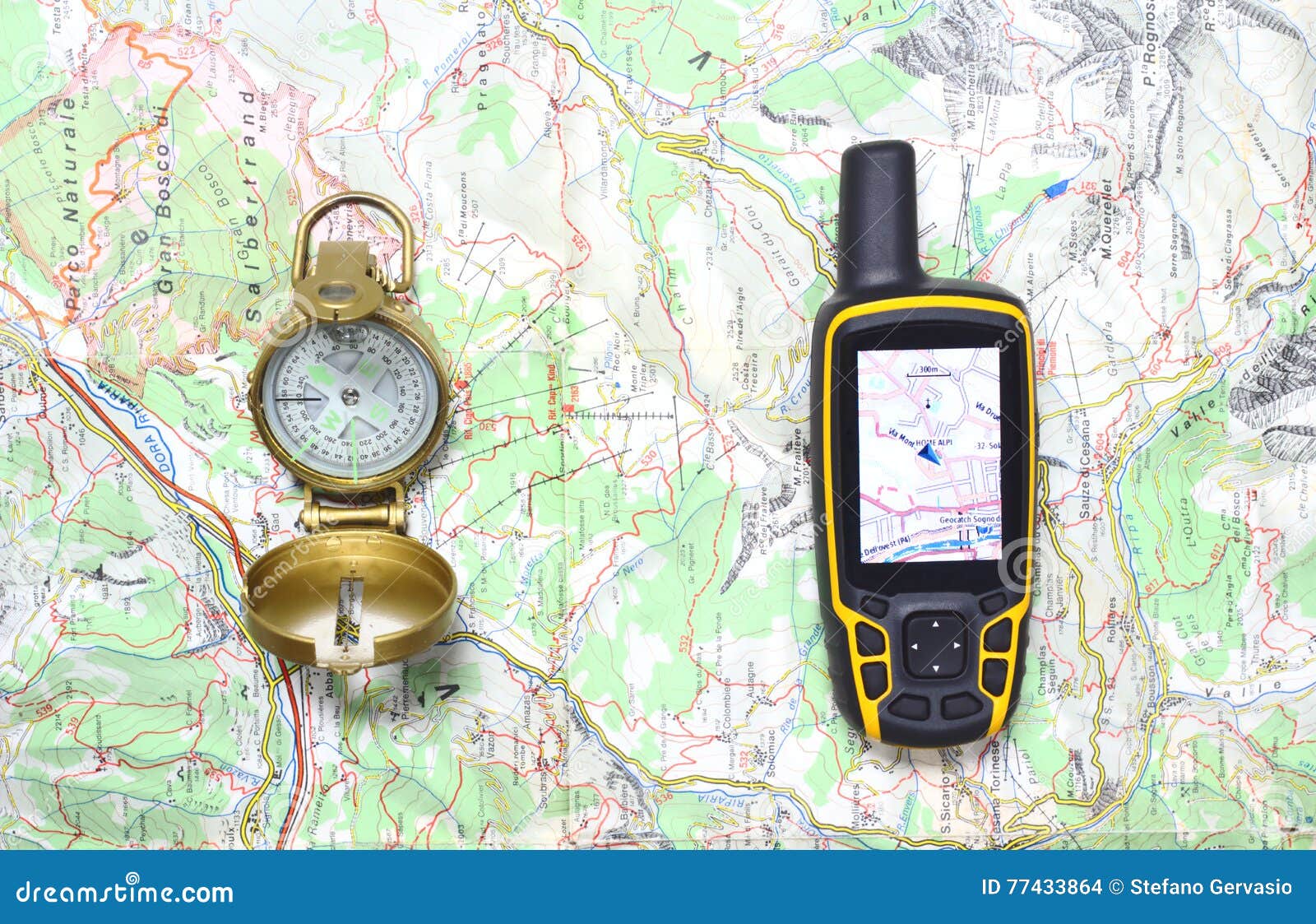 Kompas I GPS Odbiorca Na Mapie Zdjęcie Stock - Obraz złożonej z pozycja ...