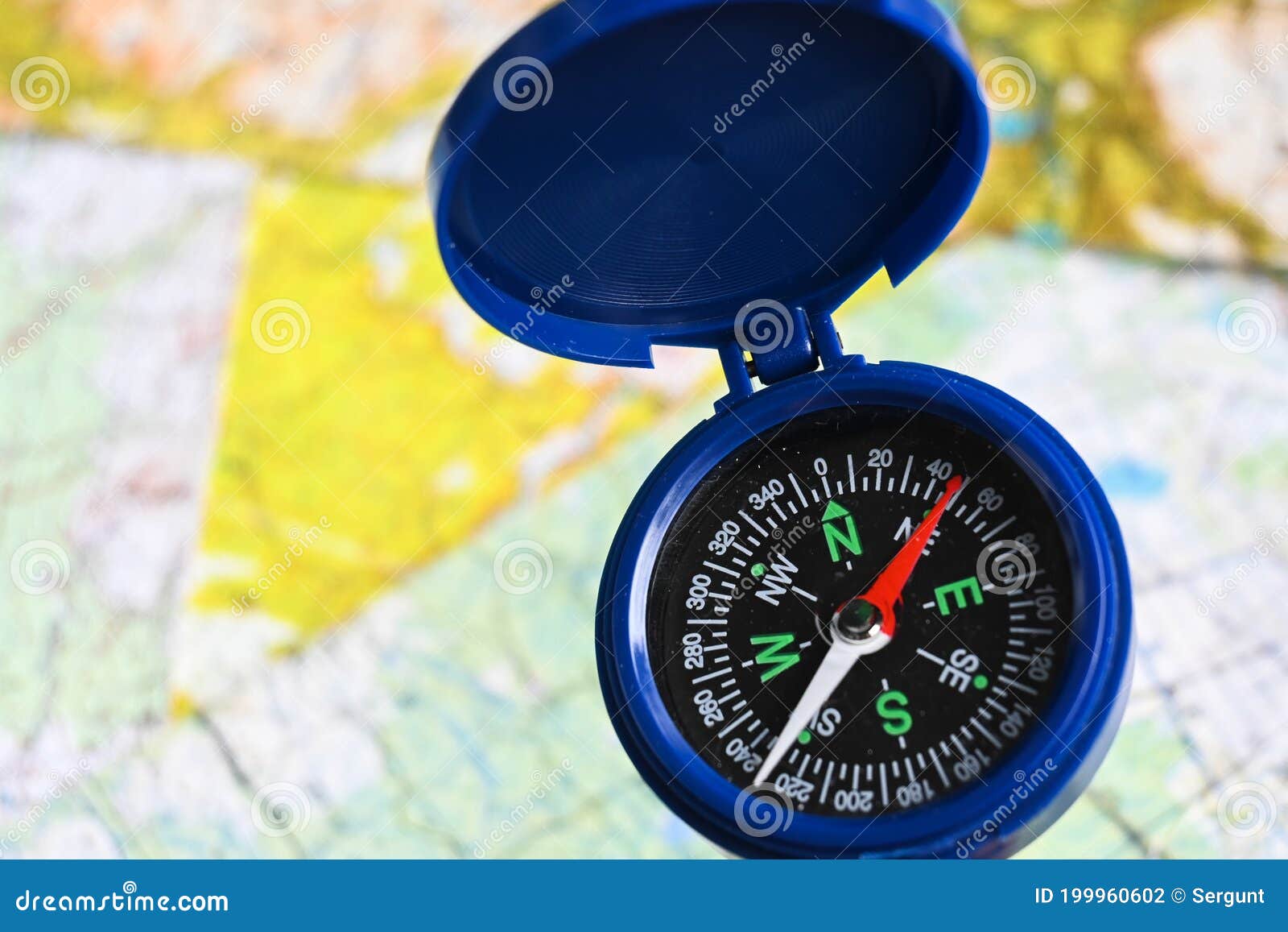 Kompas i mapa zdjęcie stock. Obraz złożonej z eksploracja - 199960602