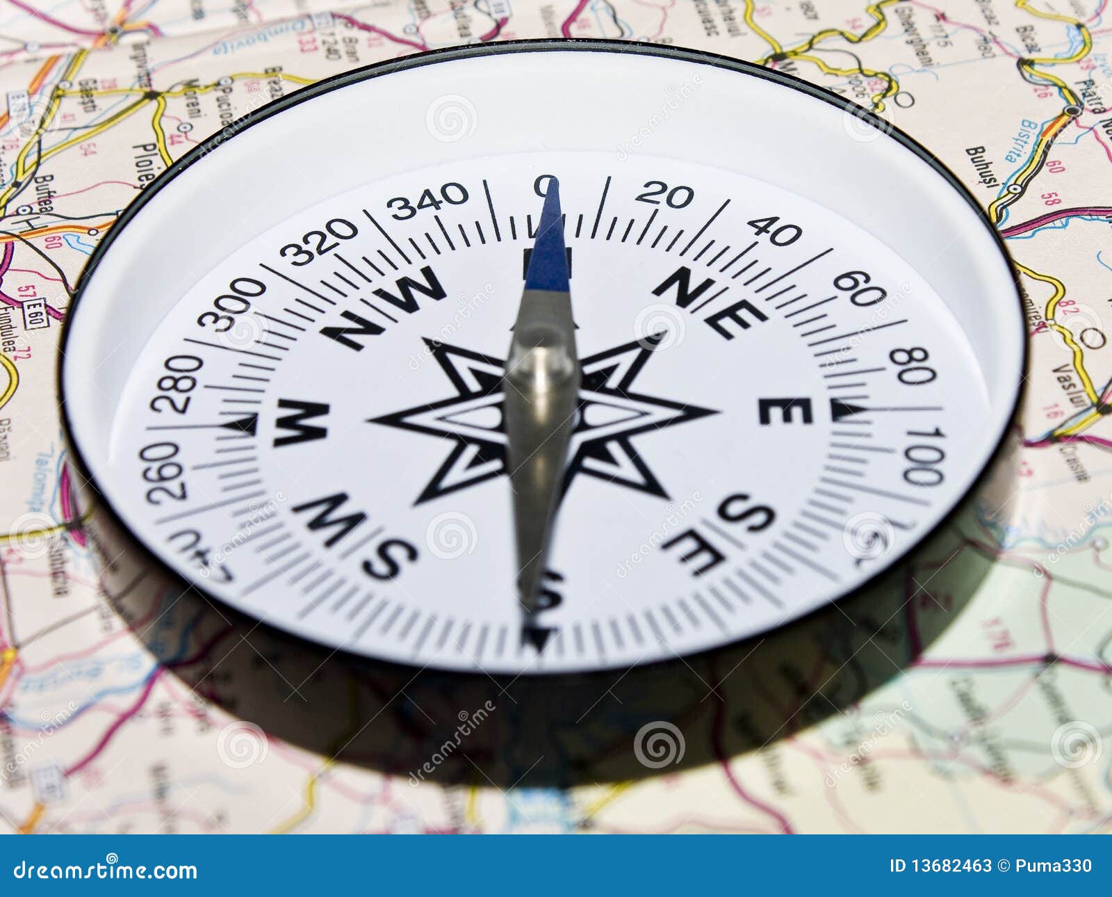 Kompas op een kaart stock afbeelding. Image of kompas - 13682463