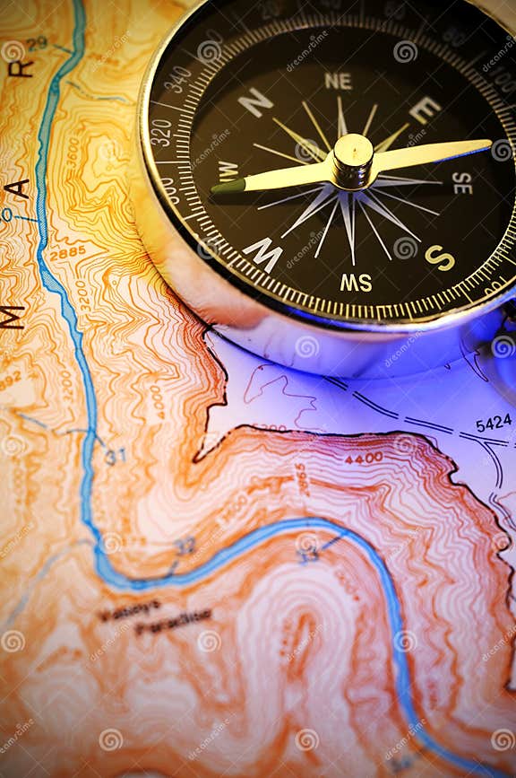 Kompas op kaart stock foto. Image of document, noord, richtlijn - 4811726