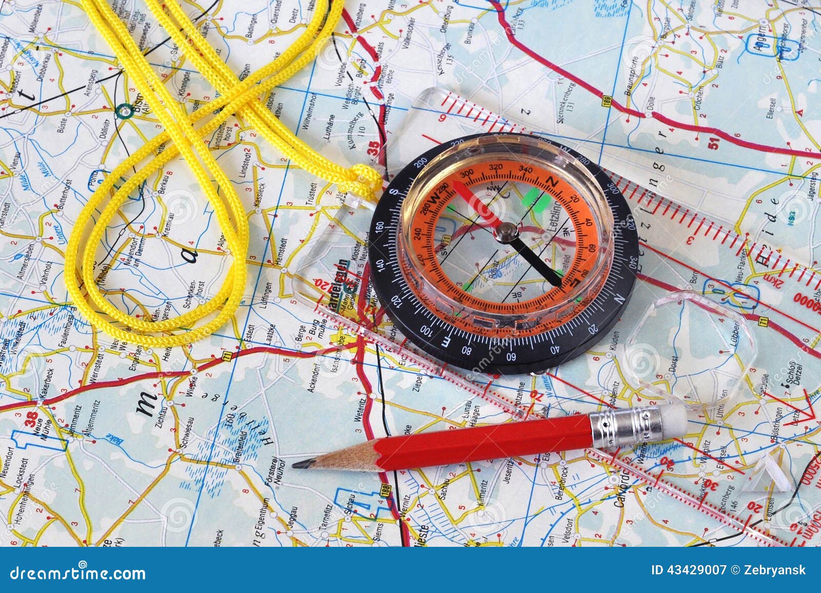 Kompass auf der Karte stockbild. Bild von richtung, wandern - 43429007