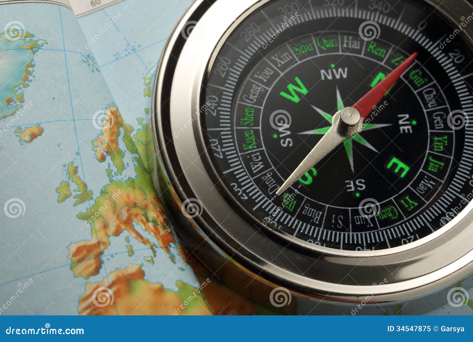 Kompass auf Karte stockbild. Bild von karte, nearsighted - 34547875