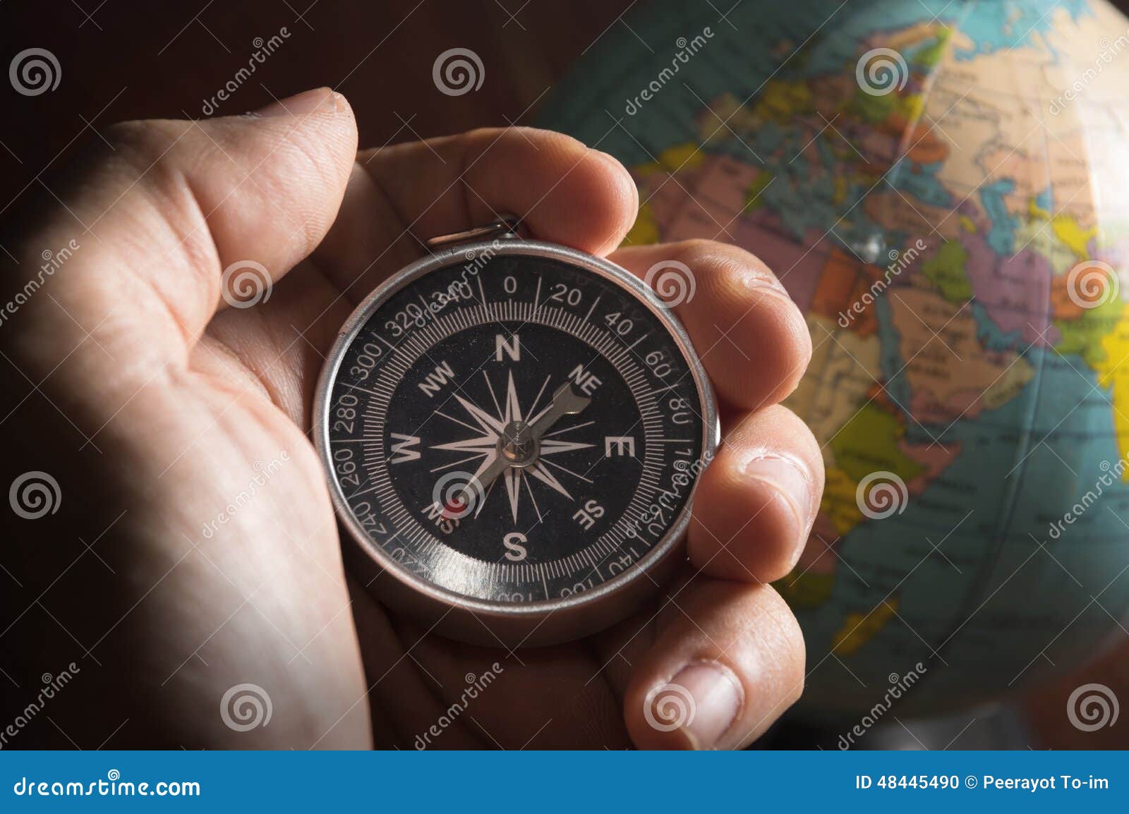 Kompass in Der Menschlichen Hand Mit Kugel Stockfoto - Bild von nord ...