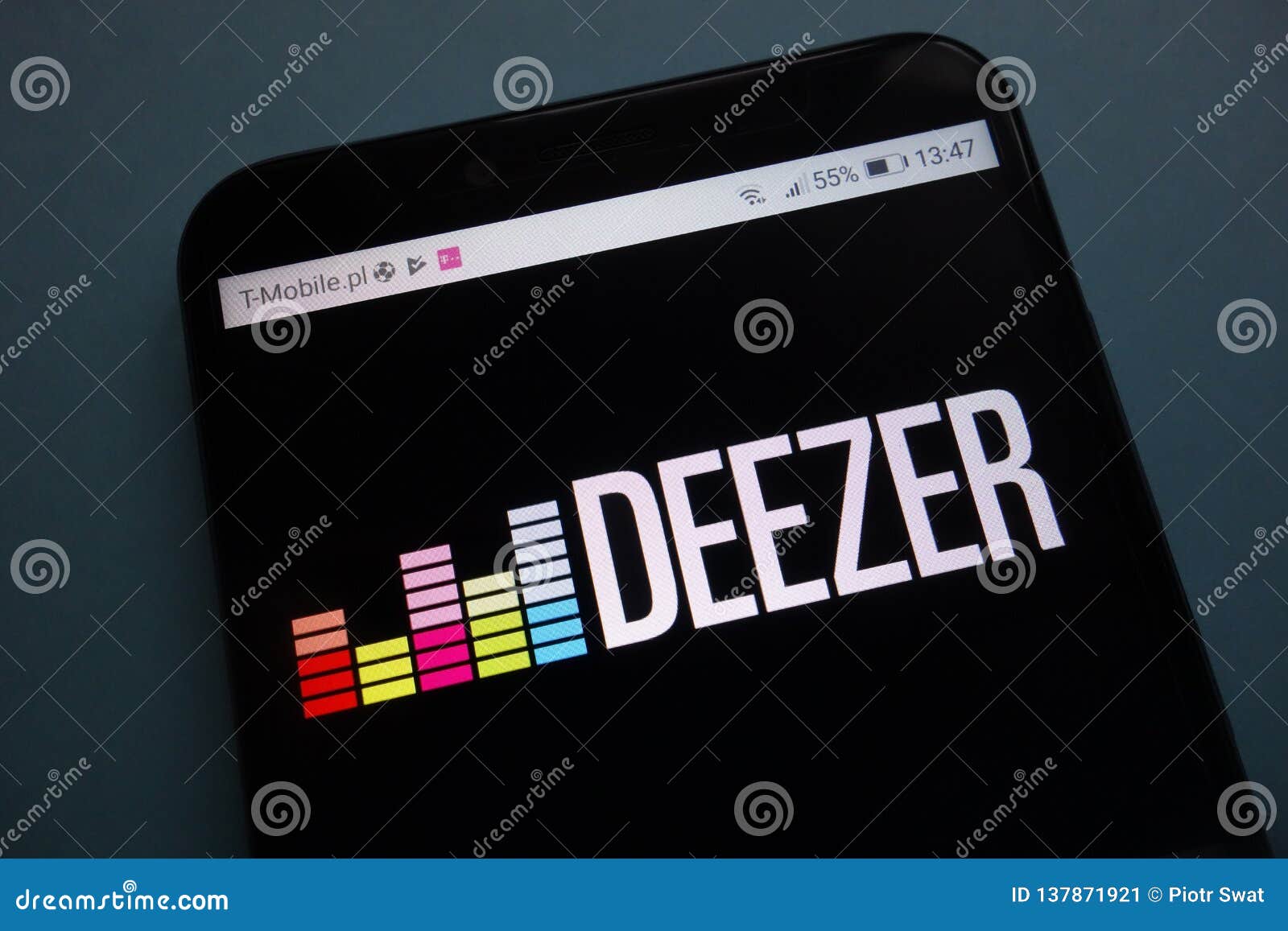 Deezer logo on smartphone editorial photo. Image of deezer - 137871921