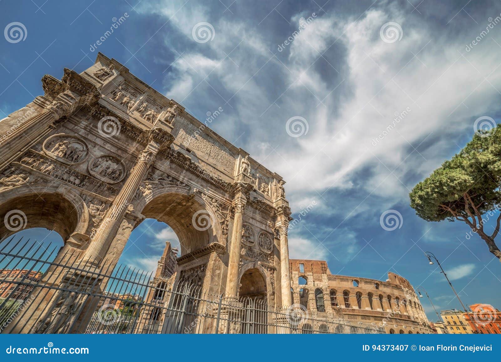 Konstantinsbogen Und Kolosseum Stockbild - Bild von gebäude ...