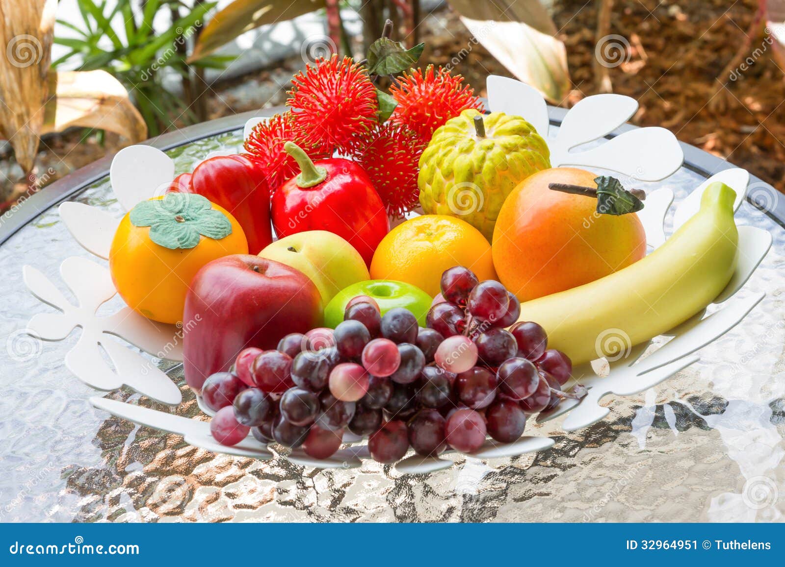 Konstgjorda frukter fotografering för bildbyråer. Bild av vitt - 32964951