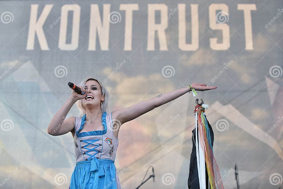 Kontrust 编辑类图片. 图片 包括有 技艺家, 地道, 个性, 舞蹈, 音乐会, 生活, 歌唱家 - 96179450