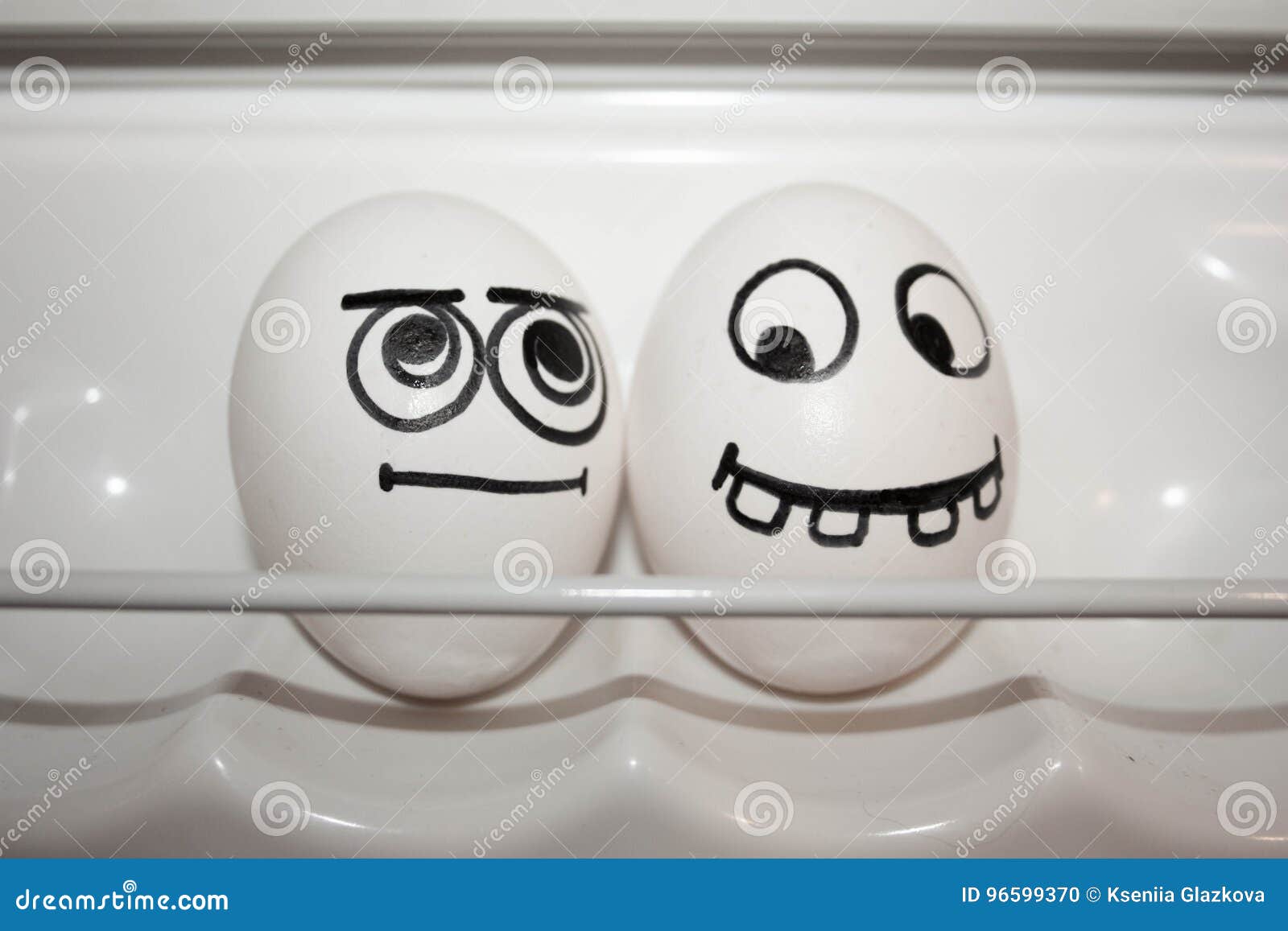 Konzept Der Freundschaft Zwei Eier Lustige Eier Stockfoto - Bild von ...