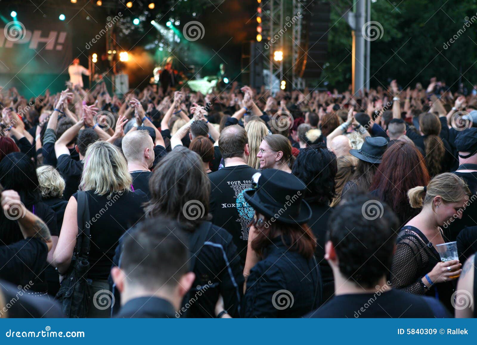 Konzert-Publikum redaktionelles stockbild. Bild von publikum - 5840309