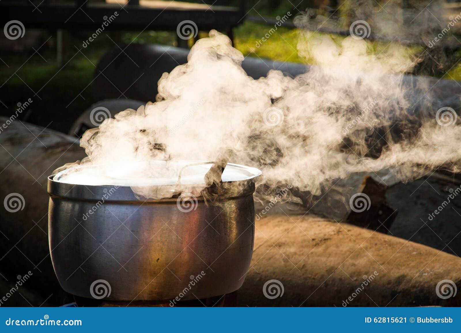 Kook Een Pot Van Kokend Water in De Ochtend Stock Afbeelding - Image of ...