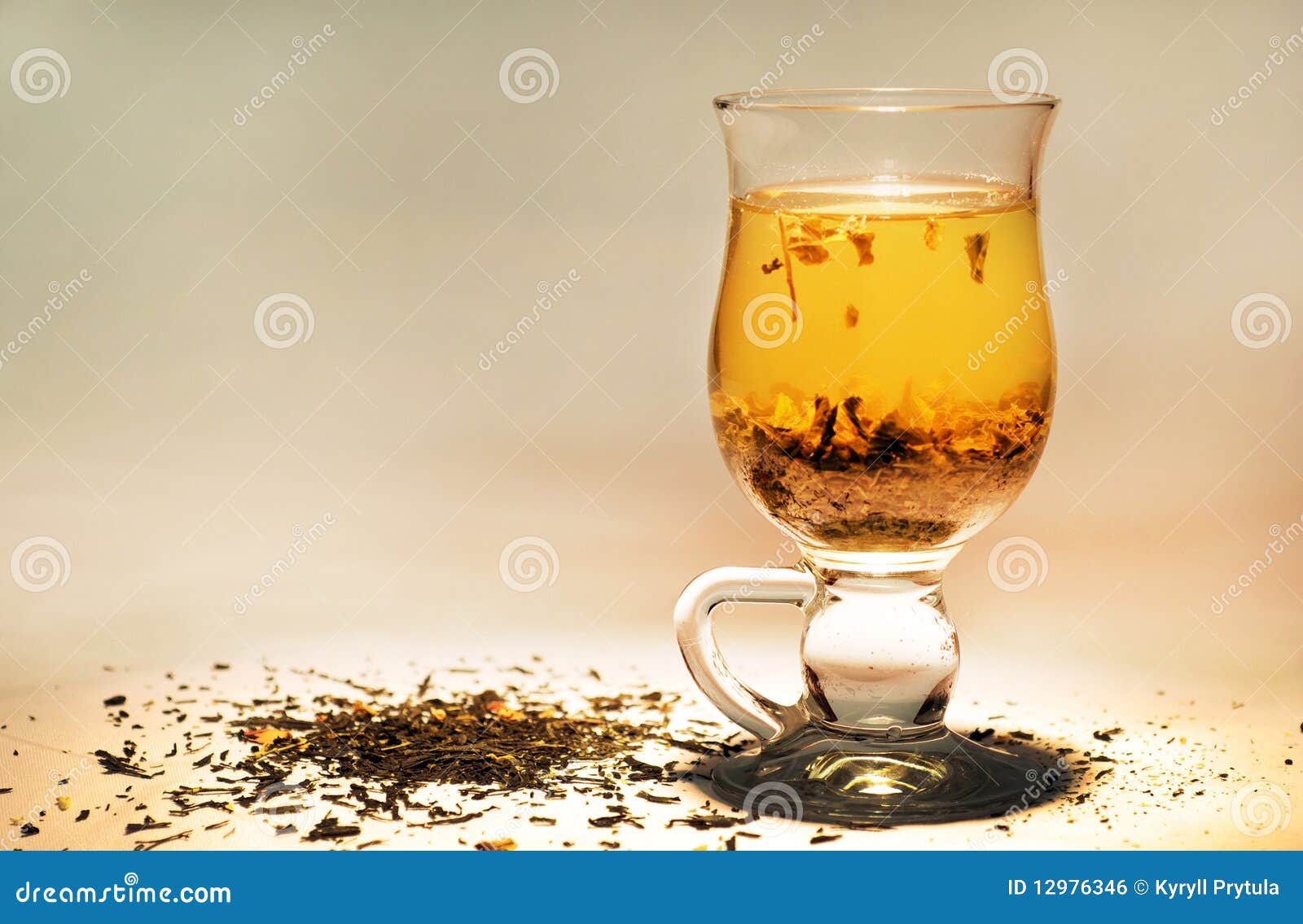 Kop thee stock foto. Image of koken, grog, groen, bloemen - 12976346