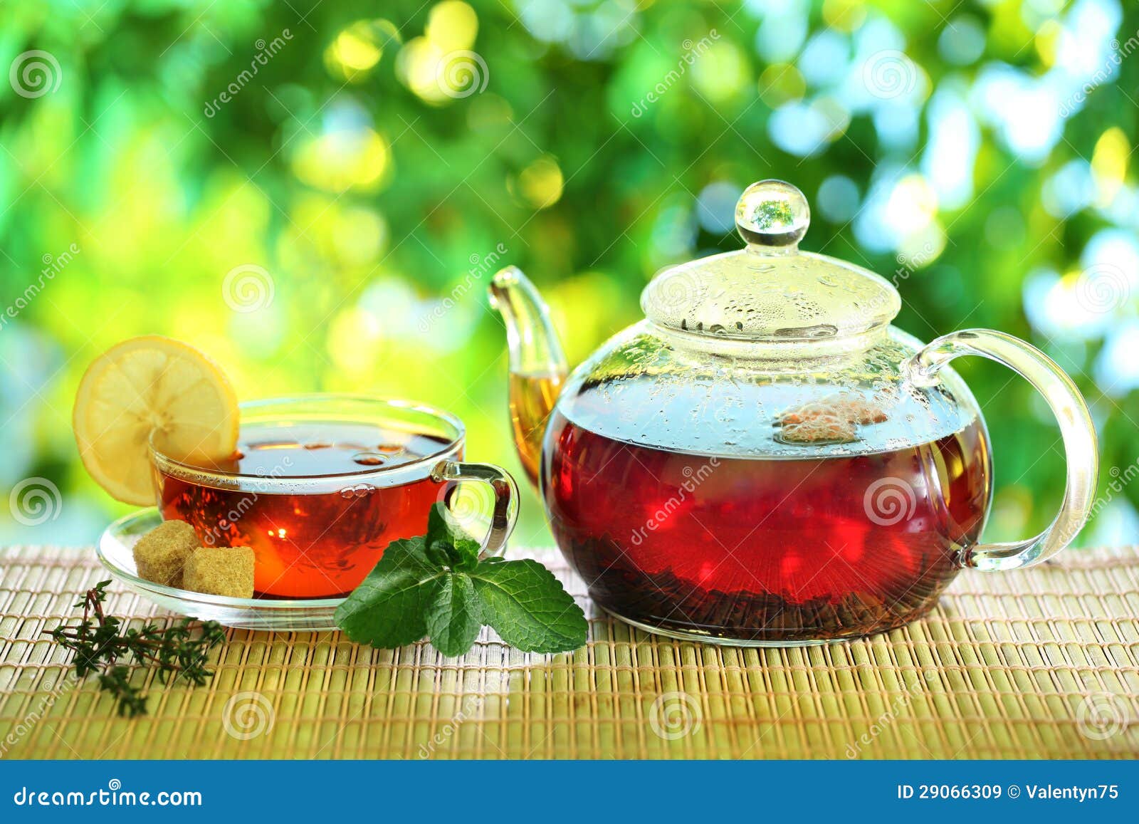 Kop thee en theepot. stock afbeelding. Image of bruin - 29066309