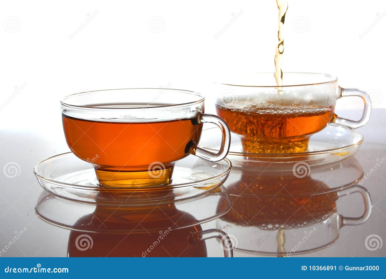 Kop Thee Op Wit Met Bezinning Stock Afbeelding - Image of geïsoleerd ...