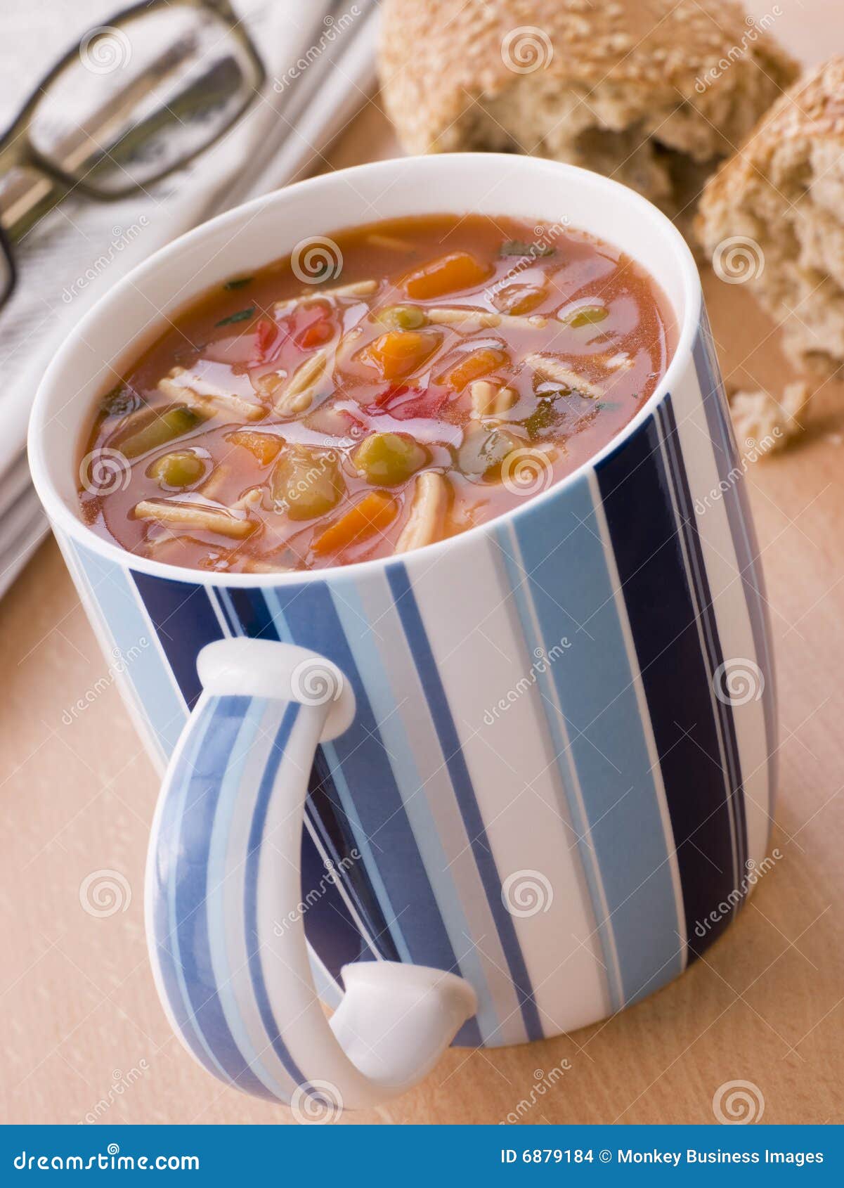 Kop Van De Soep Van De Groente En Van Deegwaren Stock Foto - Image of ...