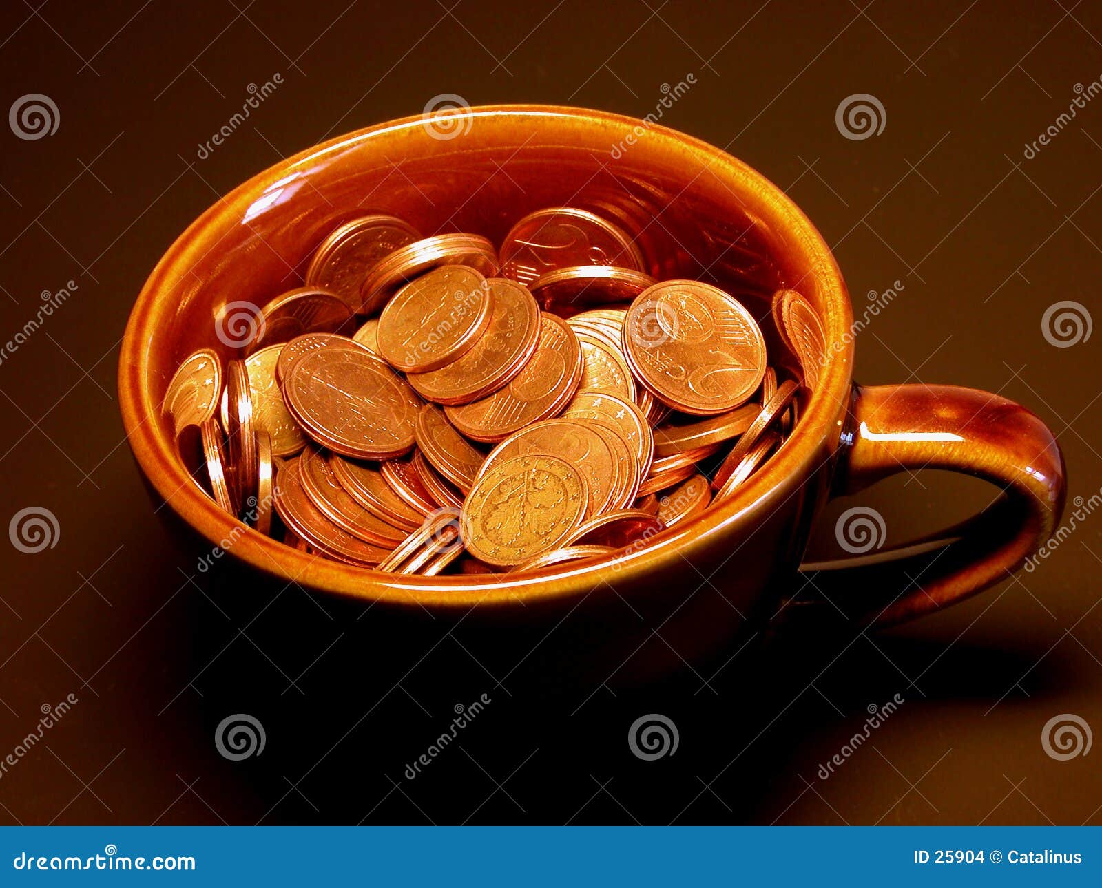 Kop van geld stock foto. Image of goud, betaling, monetair - 25904