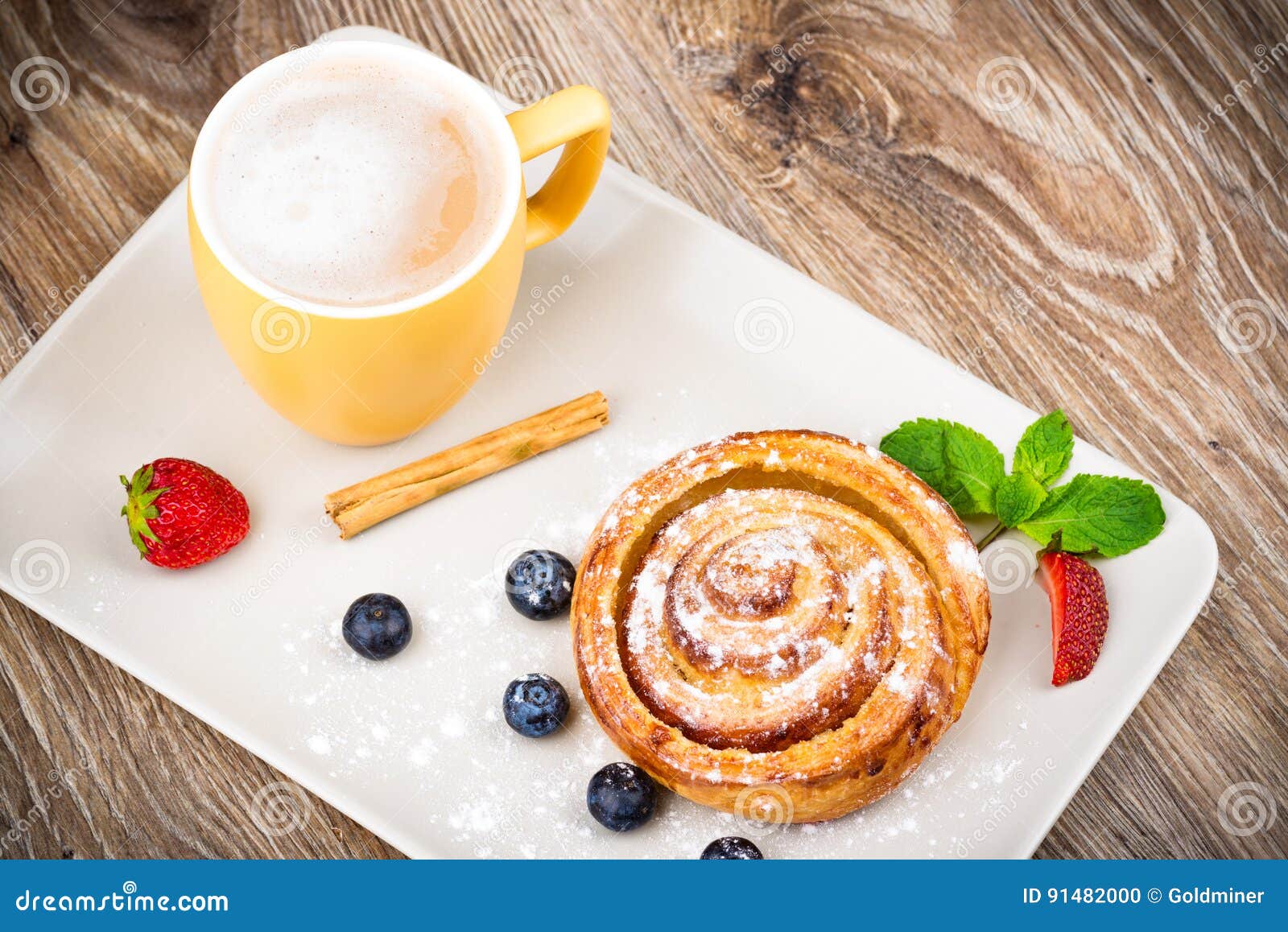 Kop van koffie en gebakje stock foto. Image of vrucht - 91482000