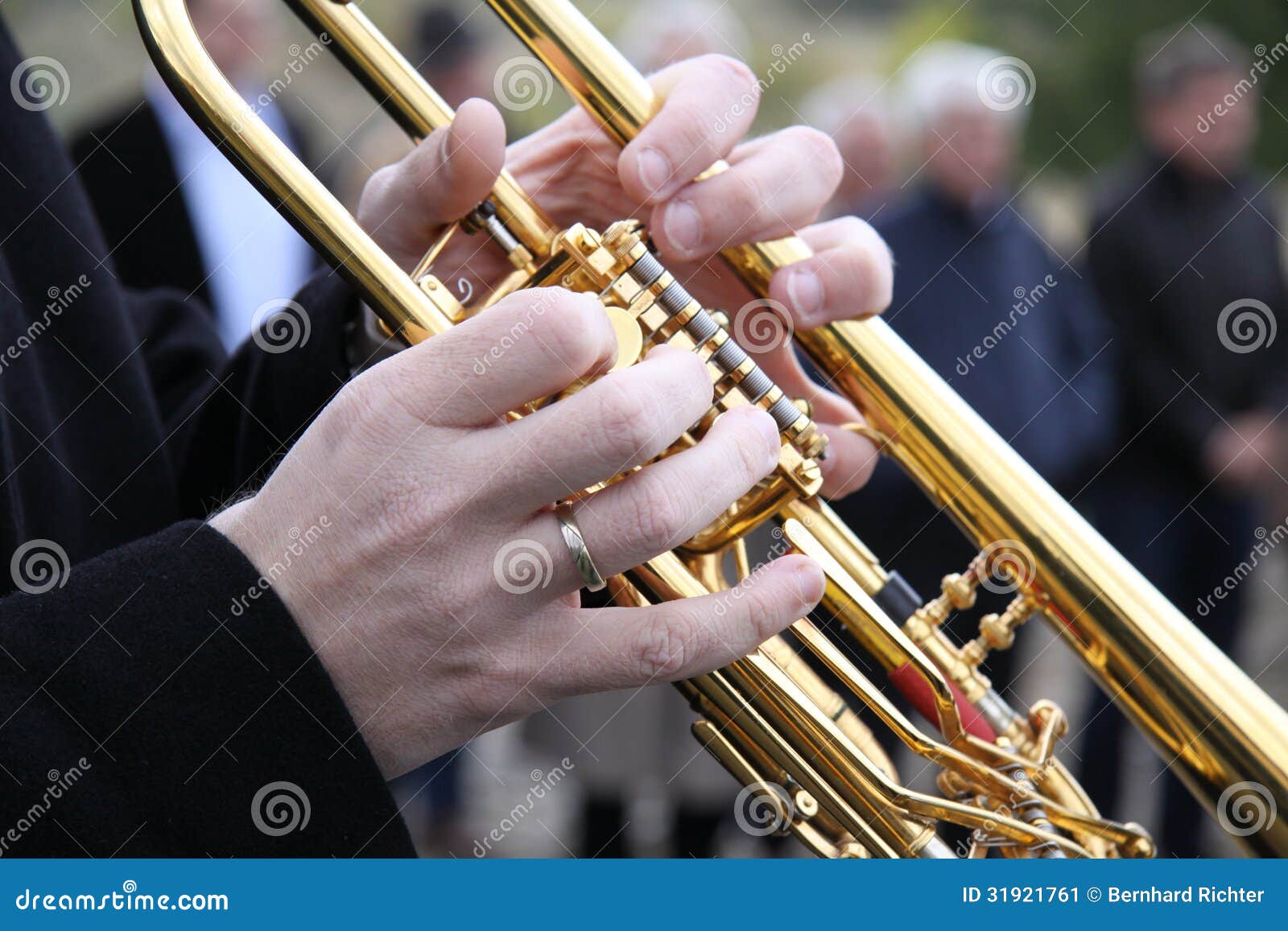 Koperblazer stock afbeelding. Image of vingers, banden - 31921761