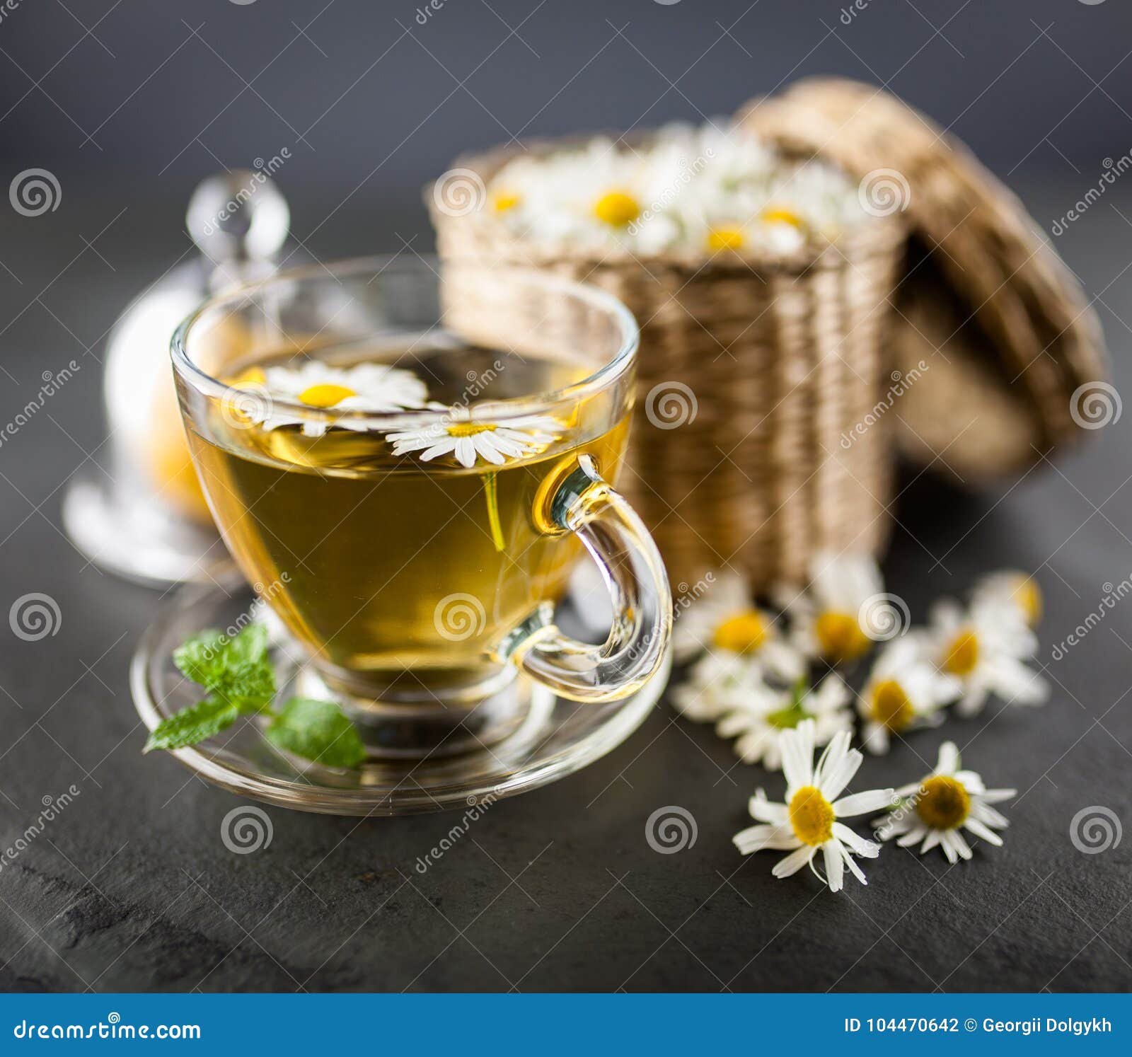 Kopp av kamomillte arkivfoto. Bild av kamomill, kopp - 104470642