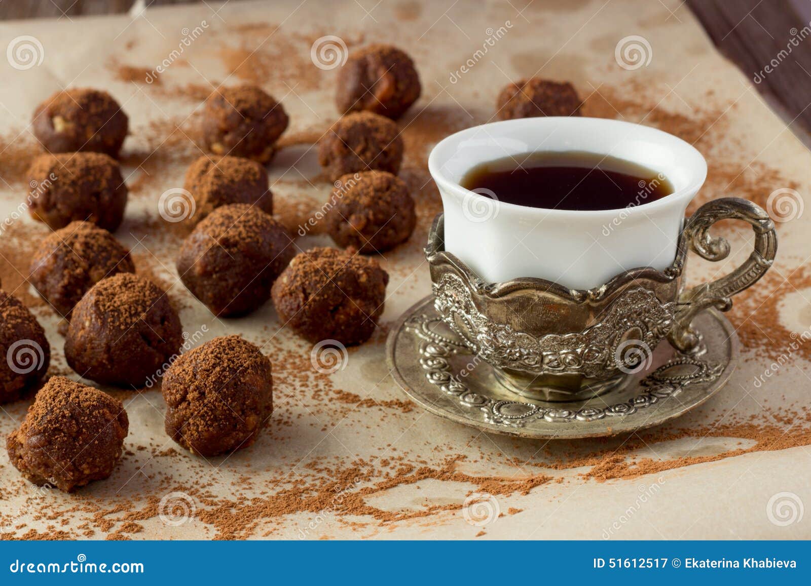 Kopp Av Turkiskt Kaffe Och Hemlagade Tryffelbollar Fotografering för ...