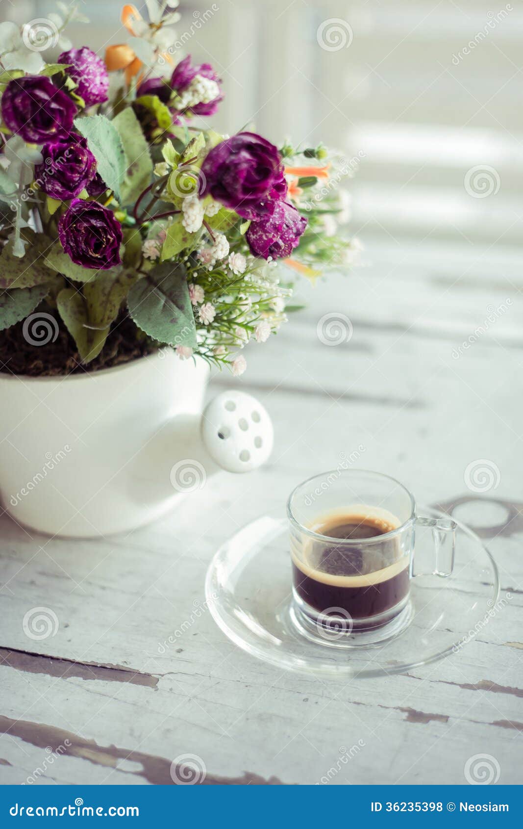 Kopp kaffe med blommor arkivfoto. Bild av blomma, drink - 36235398