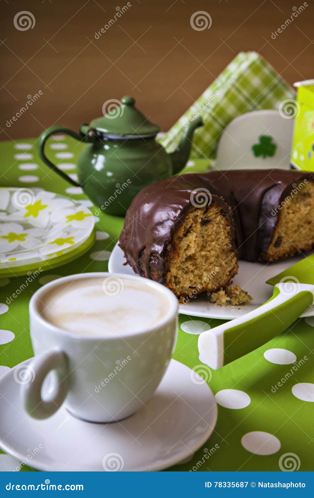 Kopp kaffe och Bundt kaka fotografering för bildbyråer. Bild av bakar ...