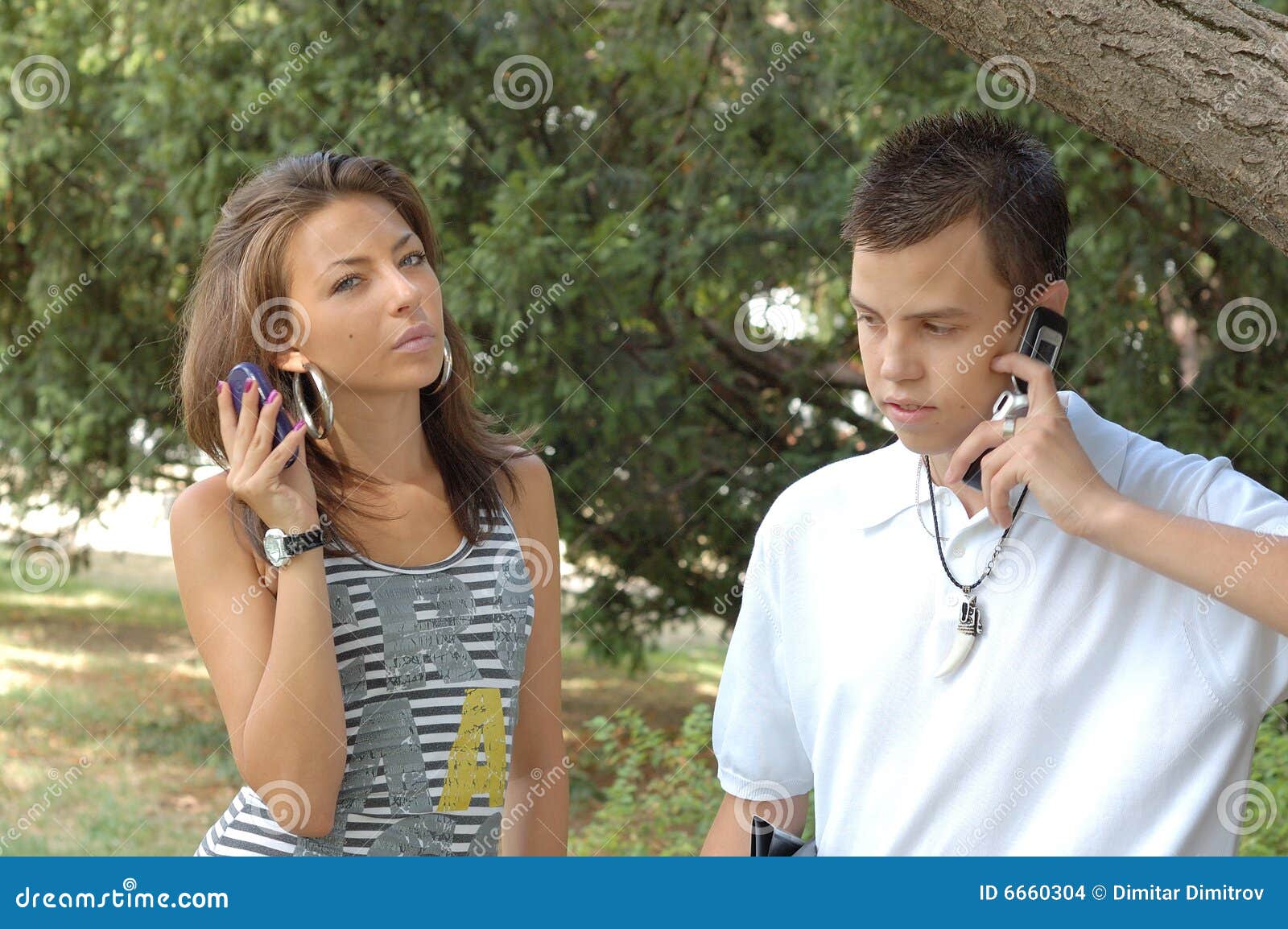 Koppel Allebei Gebruikend Mobiele Telefoon Stock Foto - Image of afzet ...