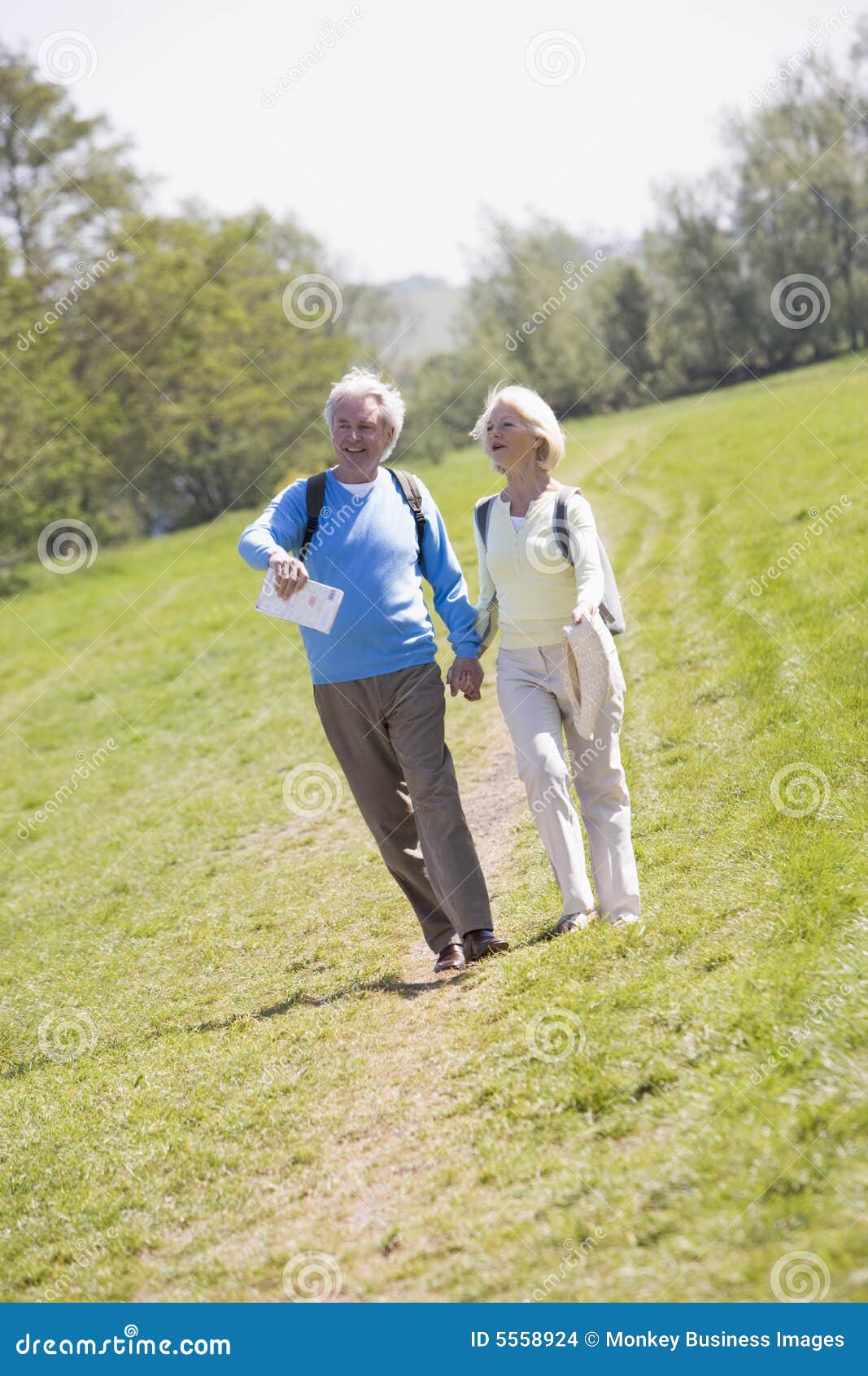 Koppel Het Lopen Op Weg in De Handen Van De Parkholding Stock Foto ...