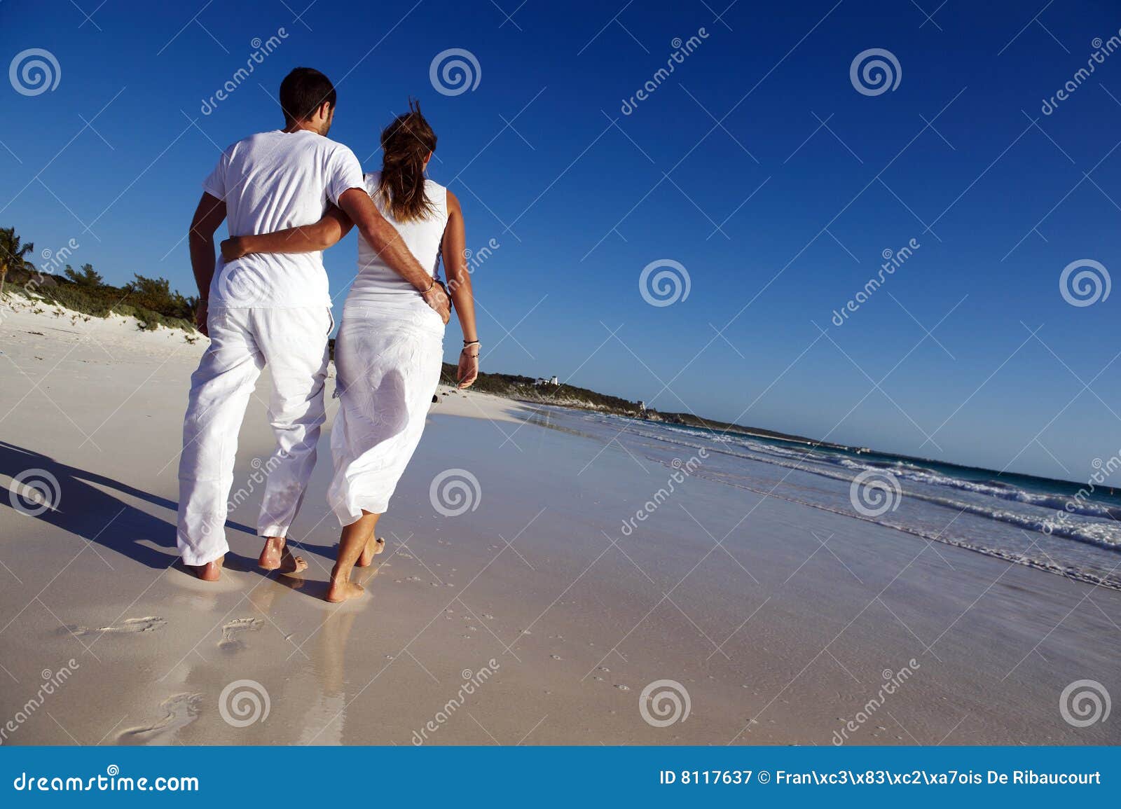 Koppel Het Wandelen Op Strand Stock Afbeelding - Image of zandig, kust ...