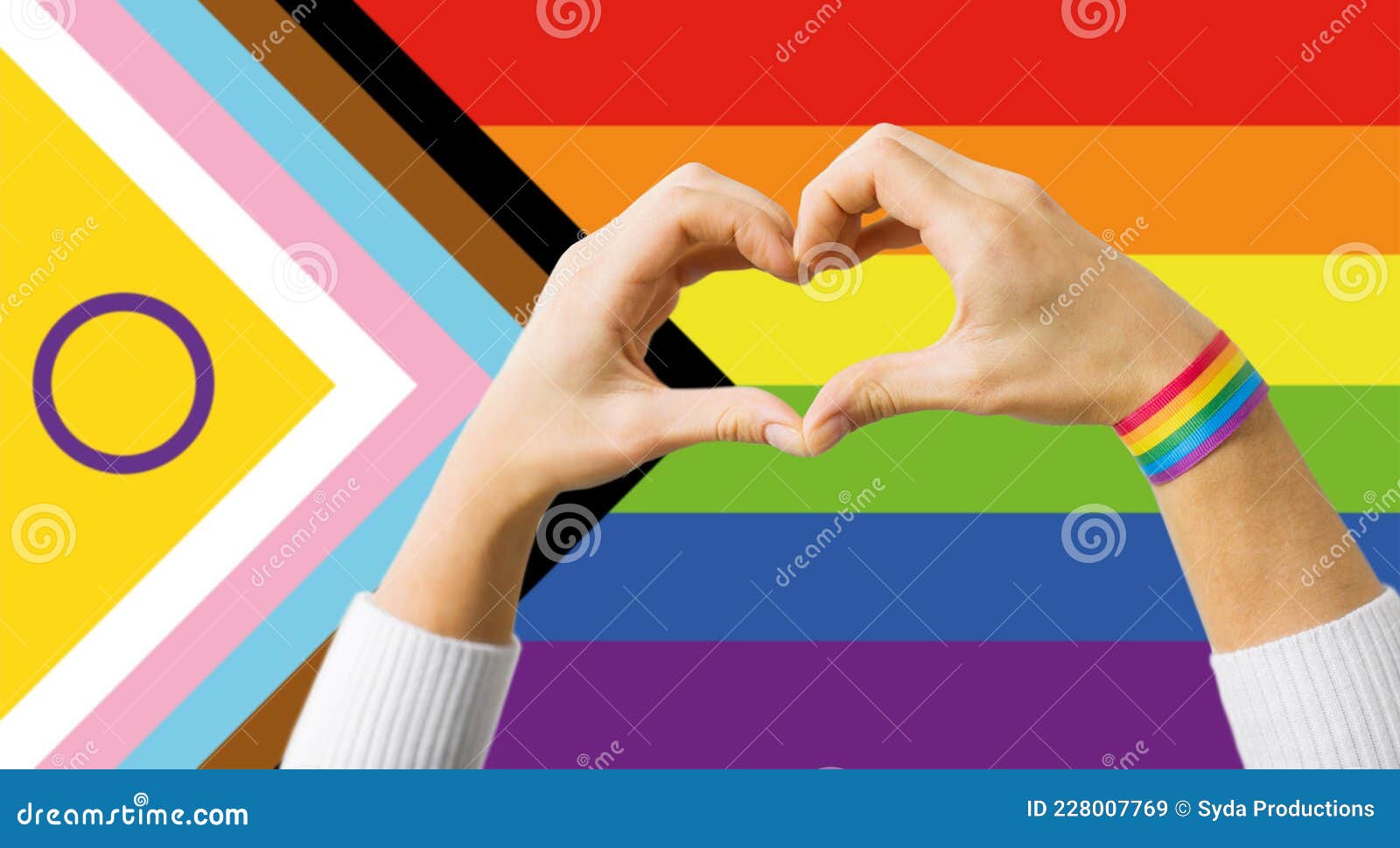 Koppel Met Hand Hart Over Voortgang Vlag Stock Afbeelding Image Of Begrip Liefdadigheid