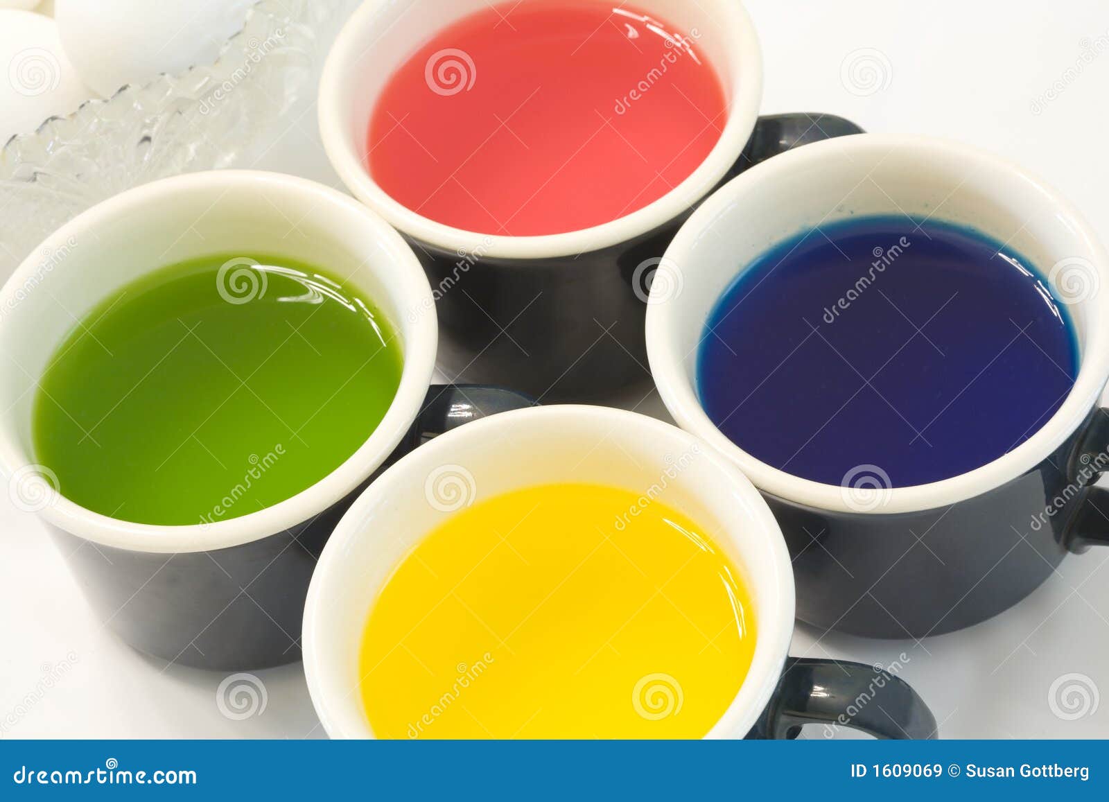 Koppen Kleurstof en Eieren stock afbeelding. Image of groen - 1609069