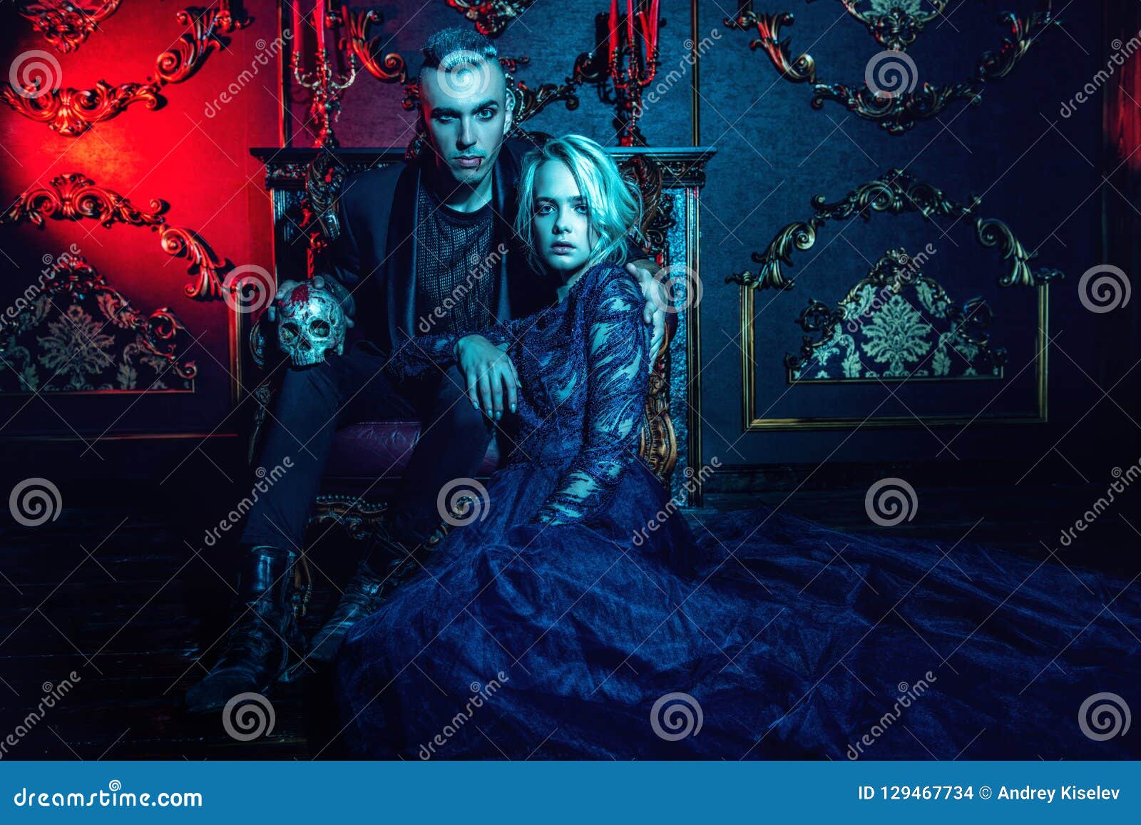 Koppla Ihop Av Vampyrer Tillsammans Arkivfoto - Bild av pojke, dräkt ...