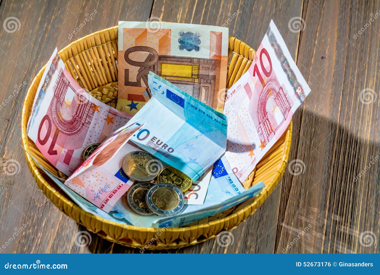 Korb Mit Geld Von Den Spenden Stockfoto - Bild von euro, korb: 52673176