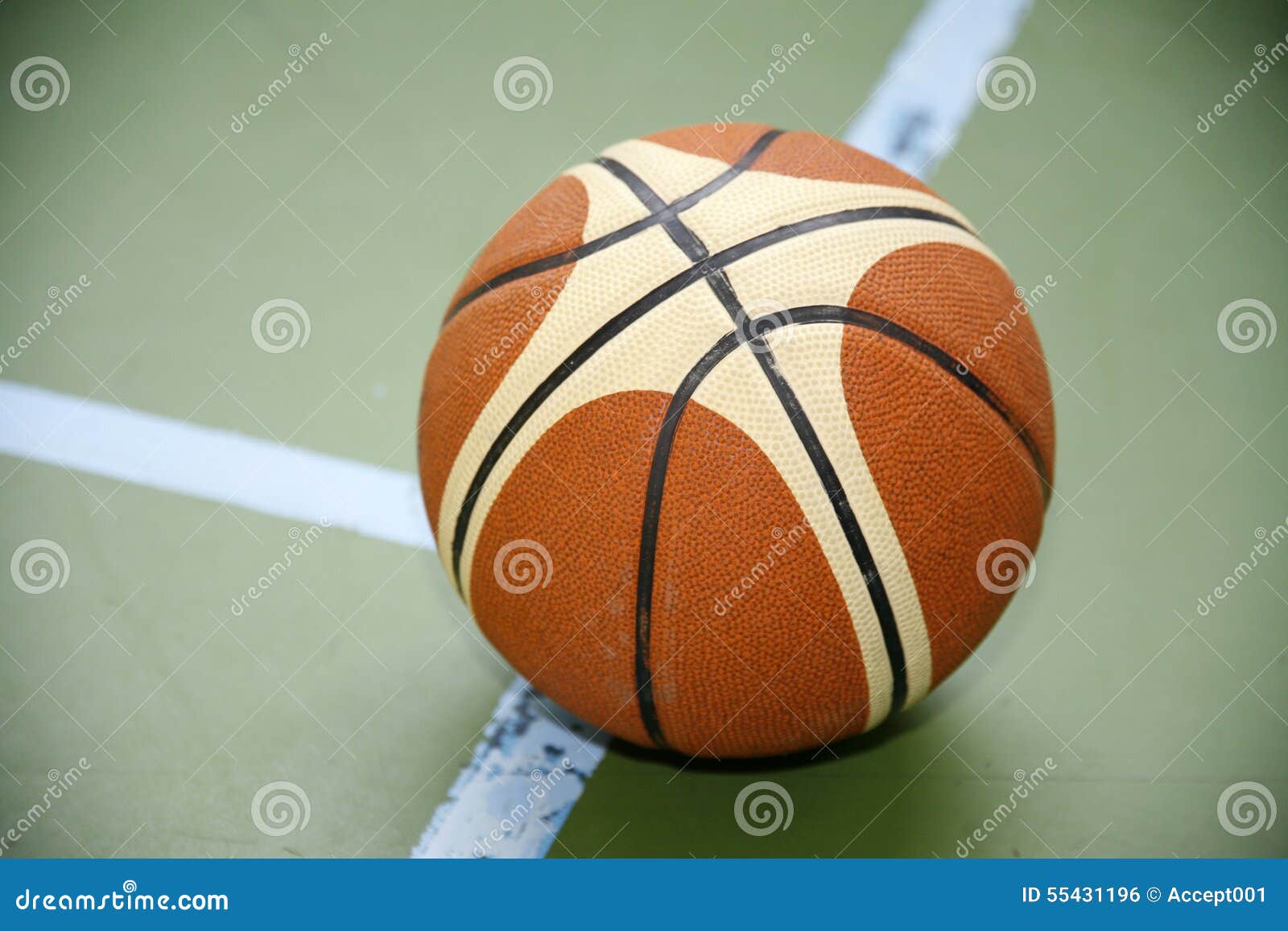 Korbball Auf Dem Spielplatz Stockfoto - Bild von spiel, kugel: 55431196