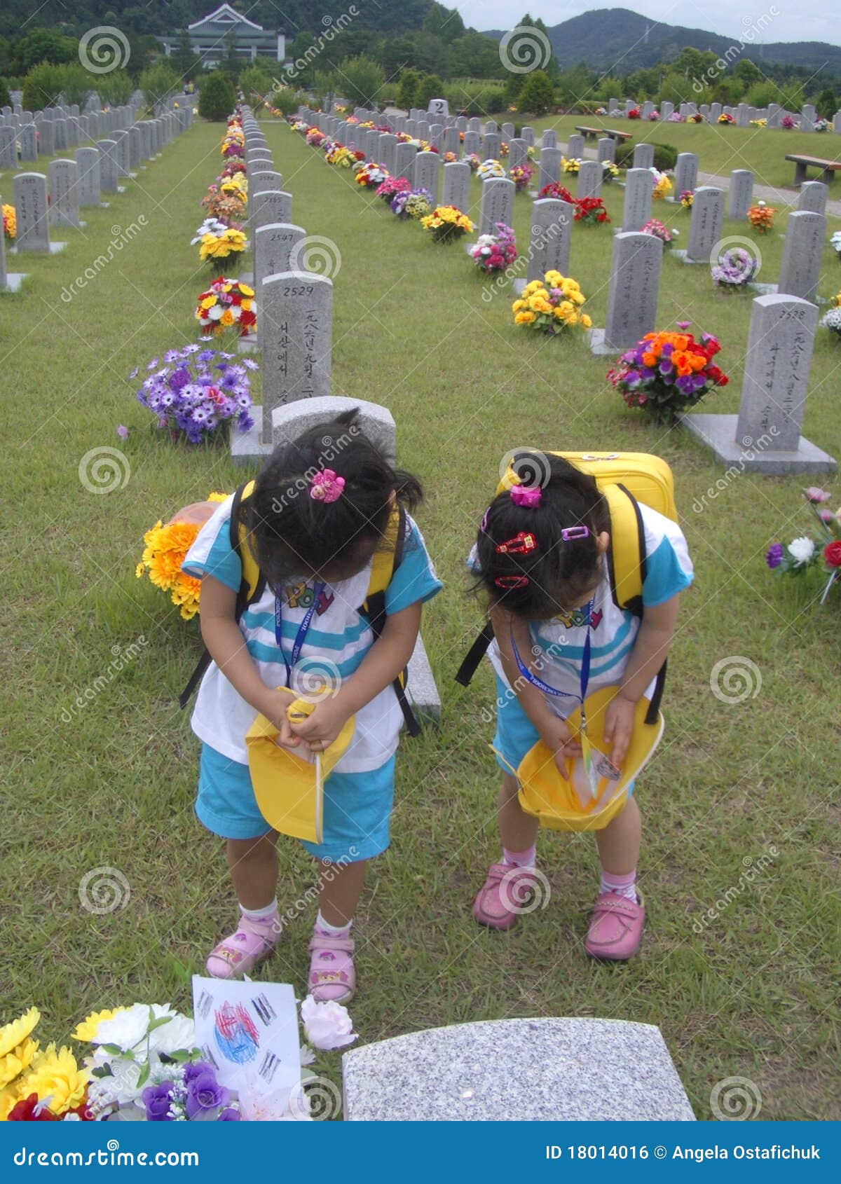 Korean Children Praying in Cemetery Editorial Photo - Image of praying ...