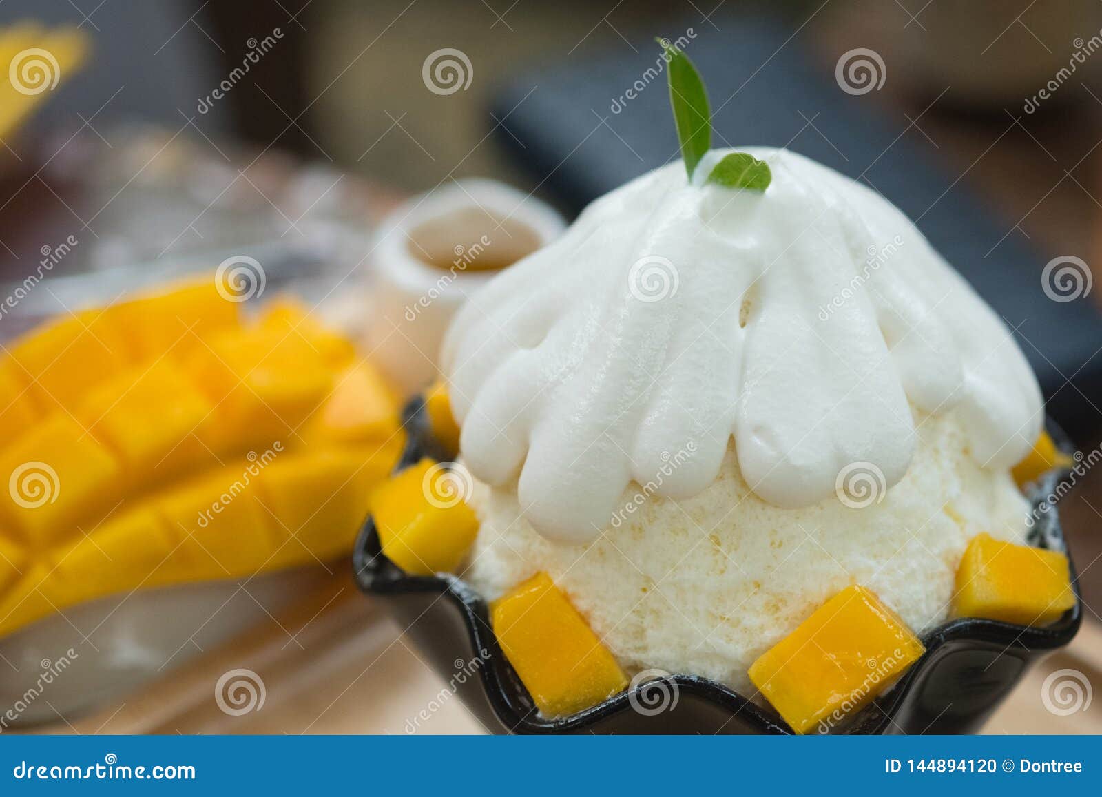 Korean Style Fresh Mango Shaved Ice Stock Photo - Image of snow, fruity ...