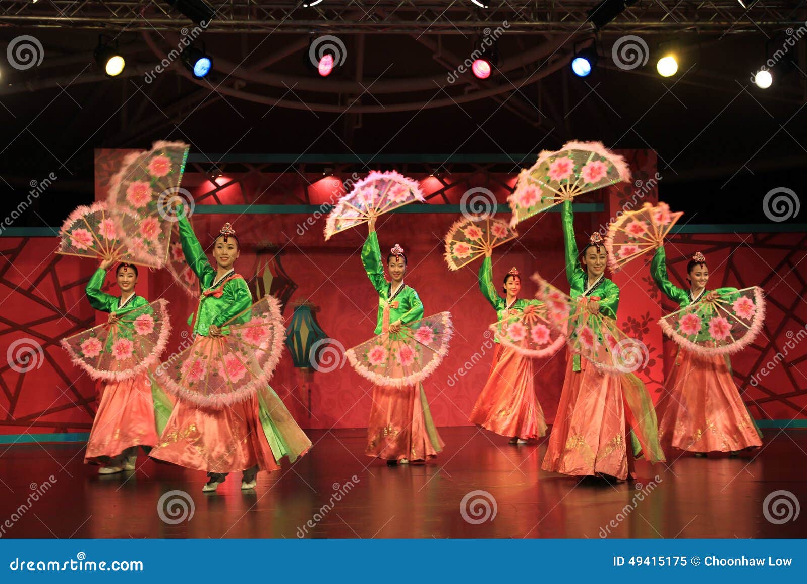 Koreansk dans 3 redaktionell foto. Bild av publik, södra - 49415175