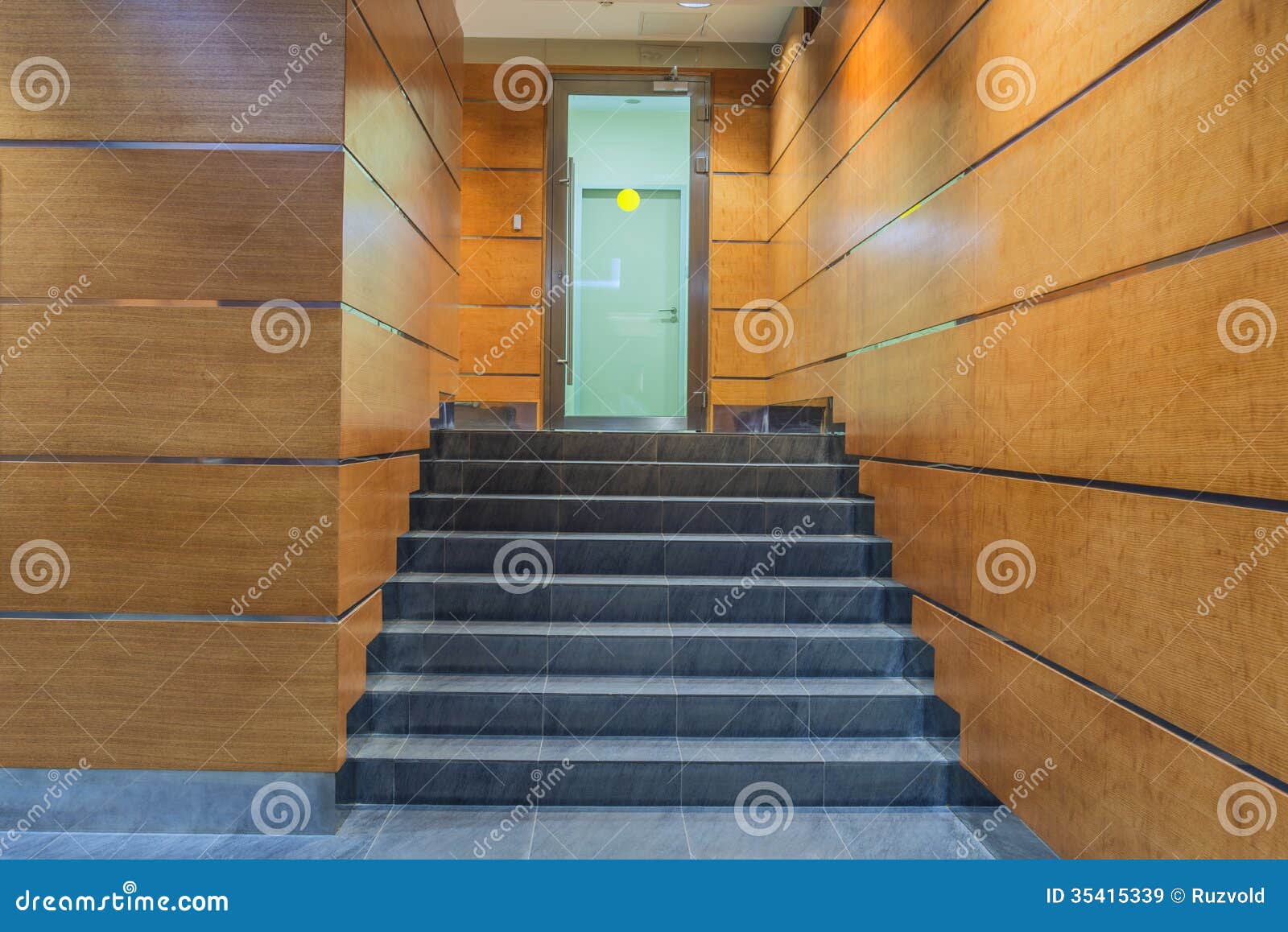 Korridor Mit Granittreppe Und Glastür Stockbild - Bild von zugriff ...