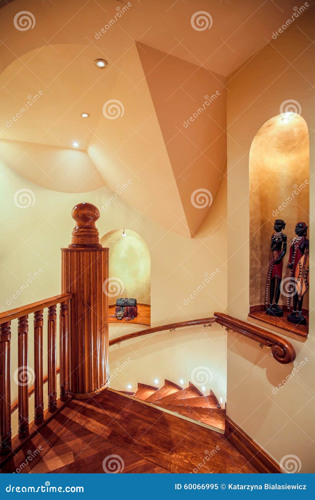 Korridor Mit Hölzernem Treppenhaus Stockbild - Bild von warm, dekorativ ...