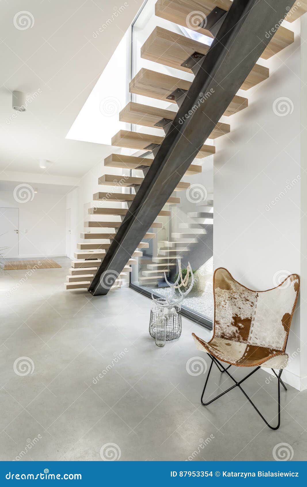 Korridor mit Treppe stockfoto. Bild von minimalismus - 87953354